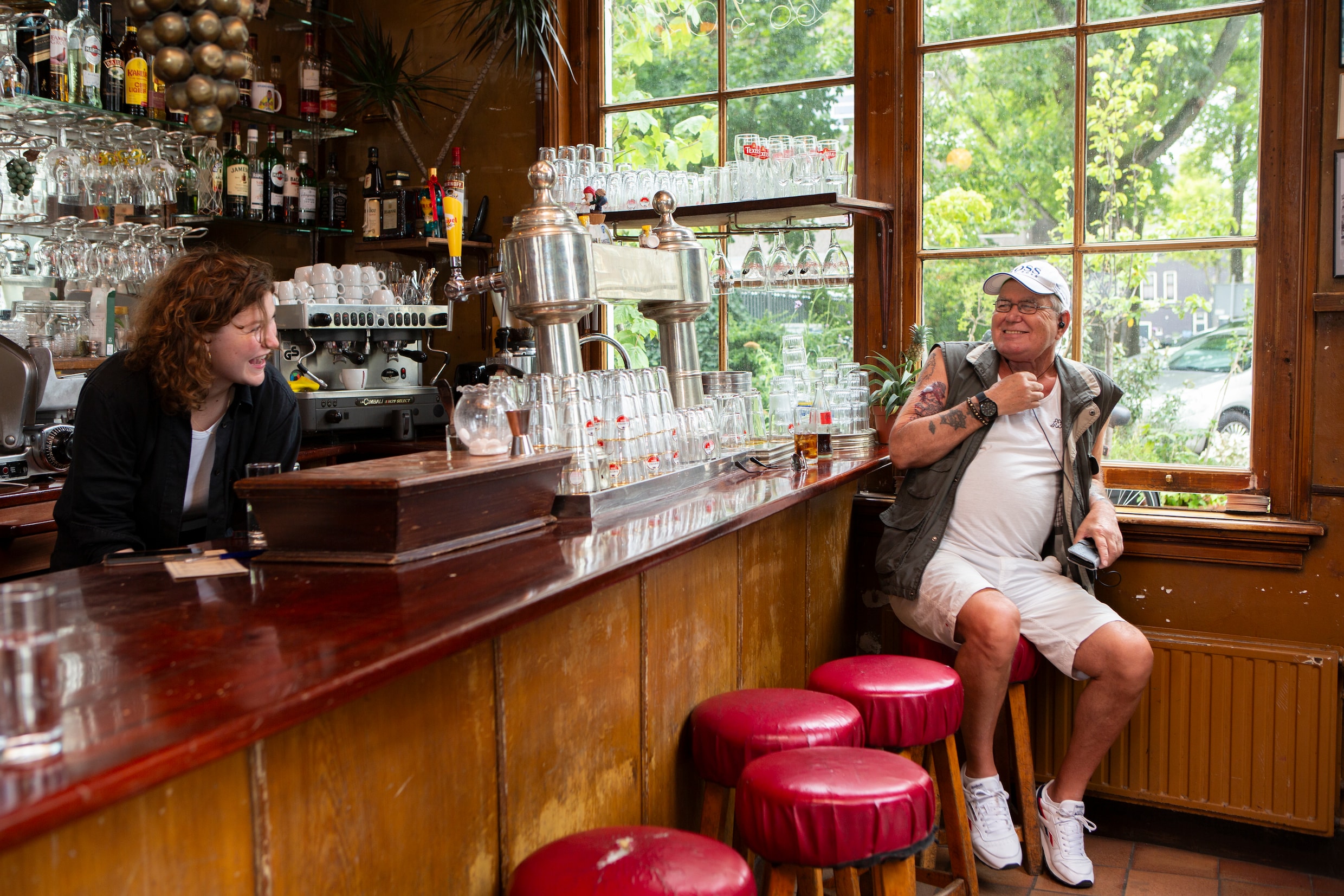7 cafés in Amsterdam met de sfeer van een bruine kroeg en het eten van ...