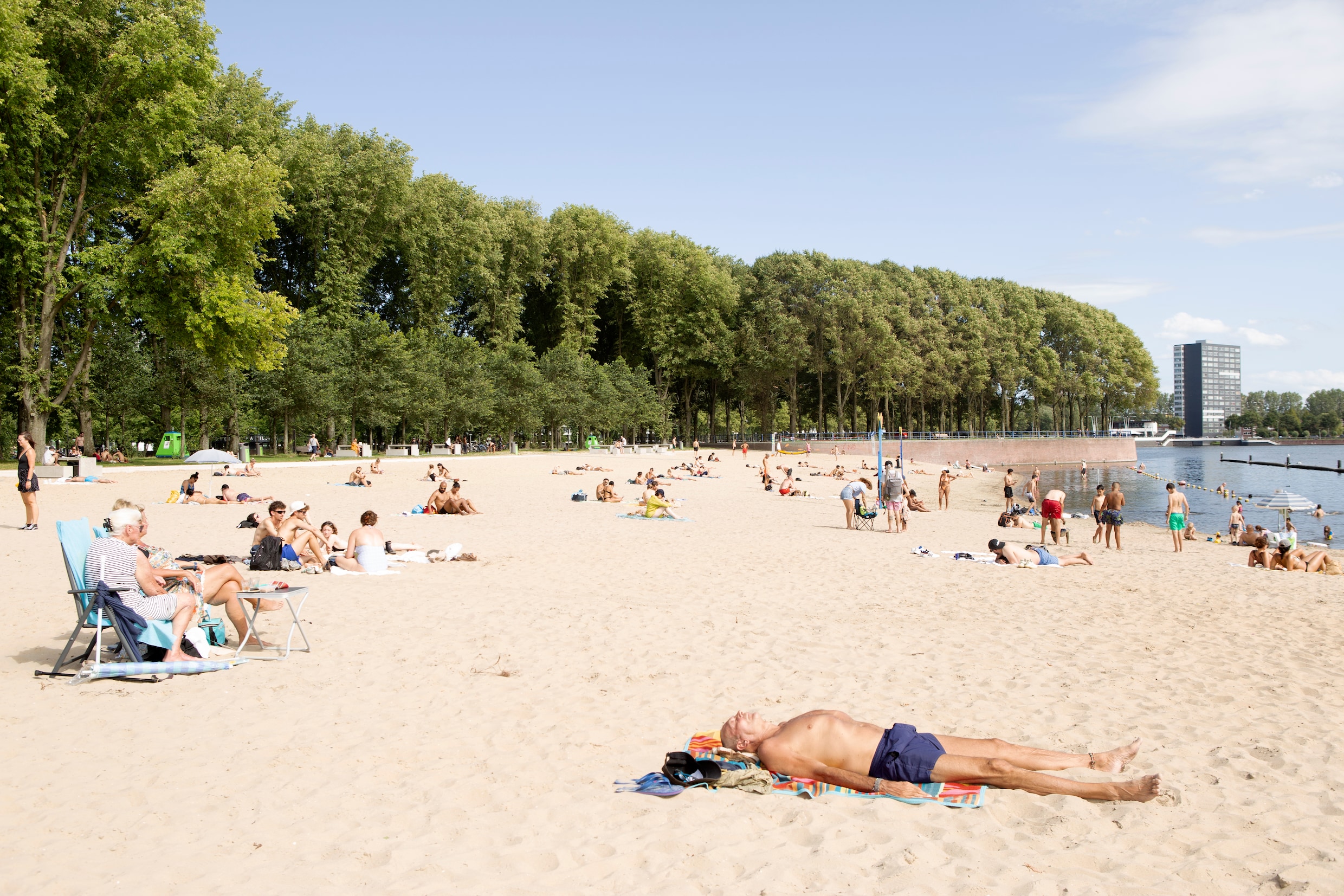 Een prima strand aan de Sloterplas, maar ja, die poepbacterie | Het Parool