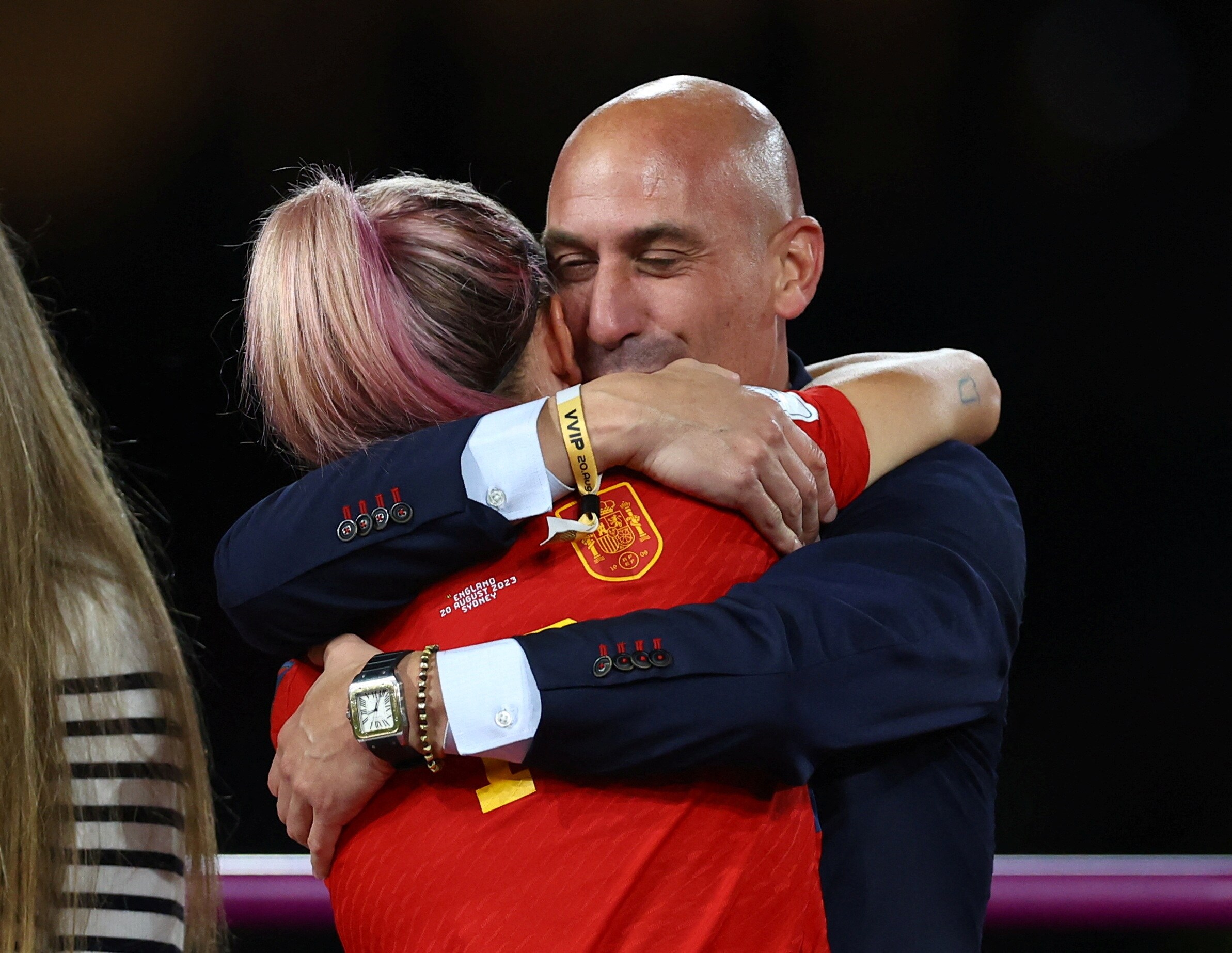 De voorzitter van de Spaanse bond / kuste een voetballer op haar mond ...