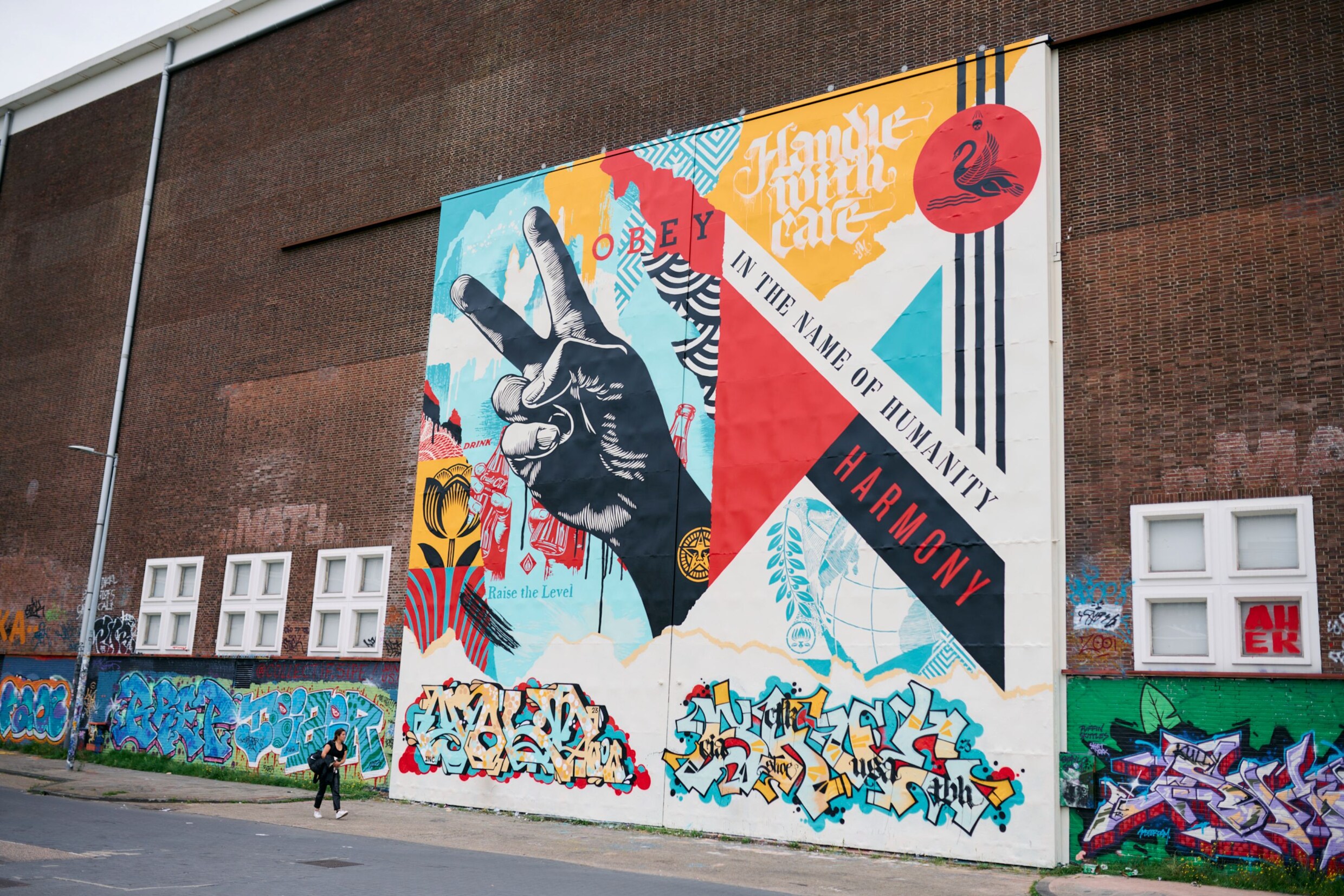 Straatkunstenaar Shepard Fairey maakt eerste werk in Amsterdam | Het Parool