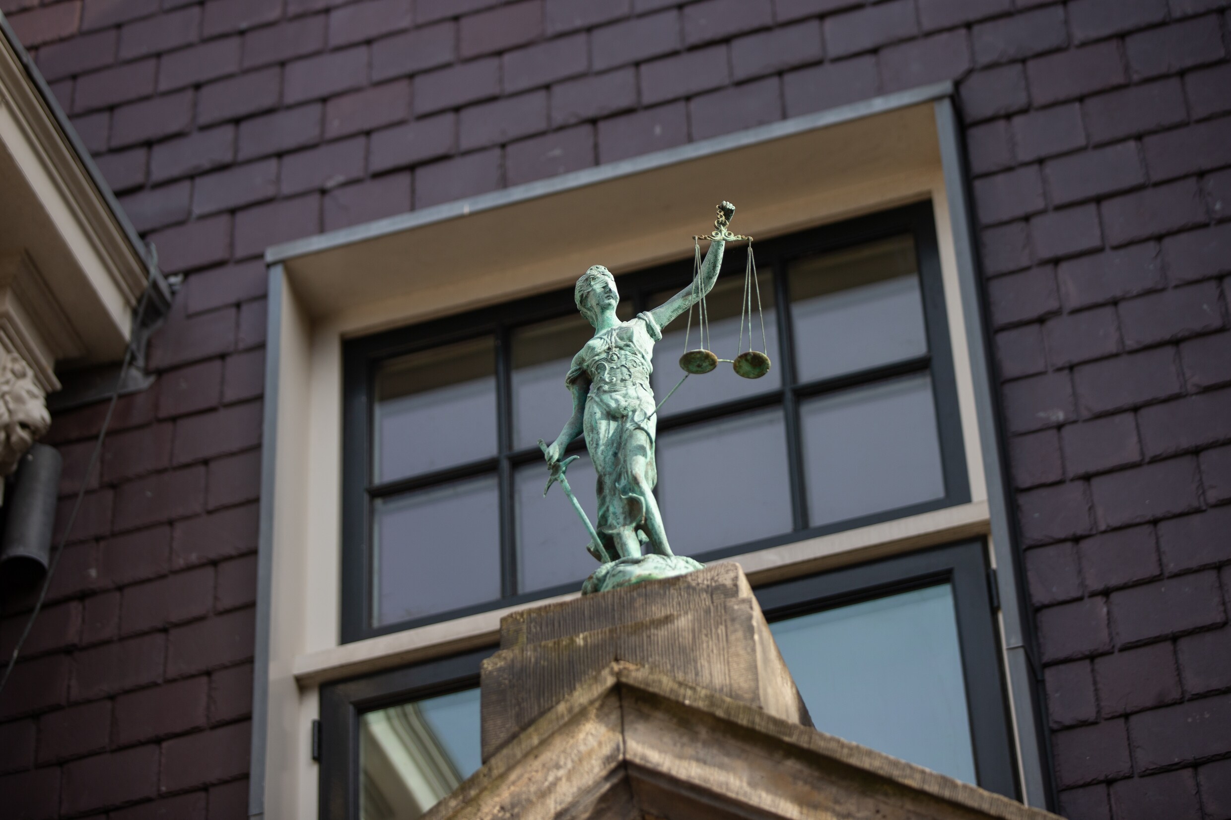 ‘Marktplaats-oppas’ (24) van elf gezinnen opgepakt voor kindermisbruik ...