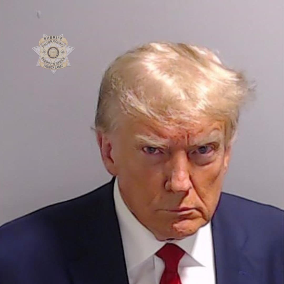 Trump meldt zich bij gevangenis Atlanta, politiefoto genomen, vrij op ...