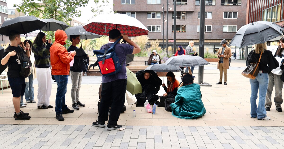 Internationale studenten 7 uur in de rij voor inschrijving bij gemeente ...
