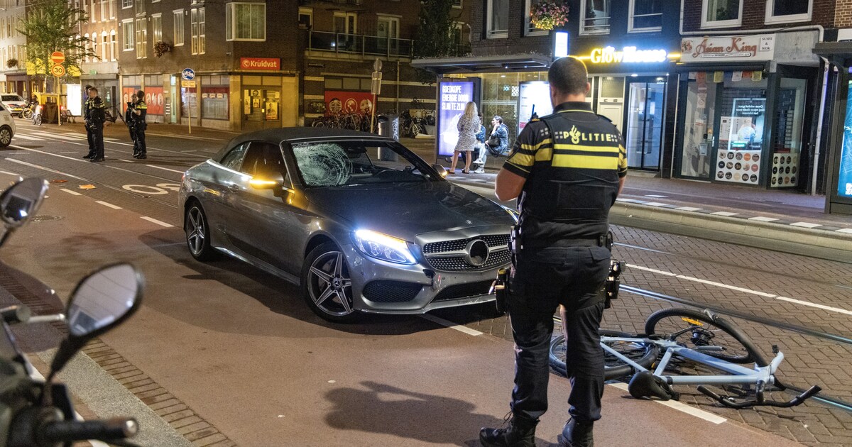 Fietser zwaargewond na aanrijding met automobilist op de Kinkerstraat | Het Parool