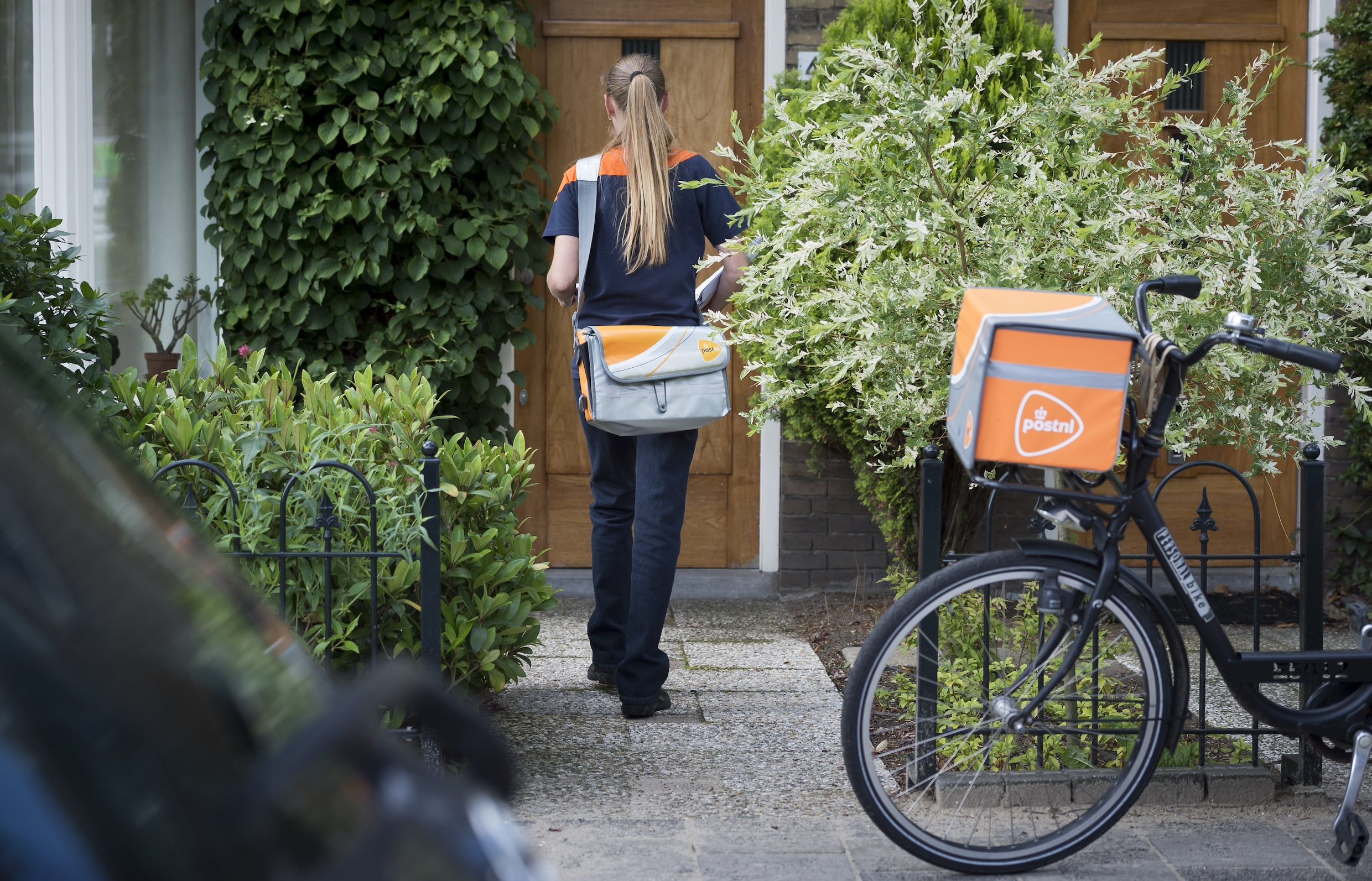 Personeelstekort PostNL: in Amsterdam-Noord is het lang wachten op je ...