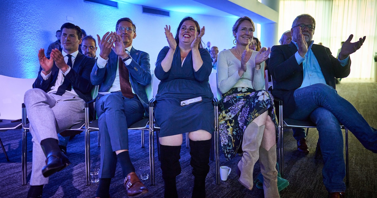 JA21-politici blijven lachen na leegloop: ‘We gaan gewoon op onze weg ...