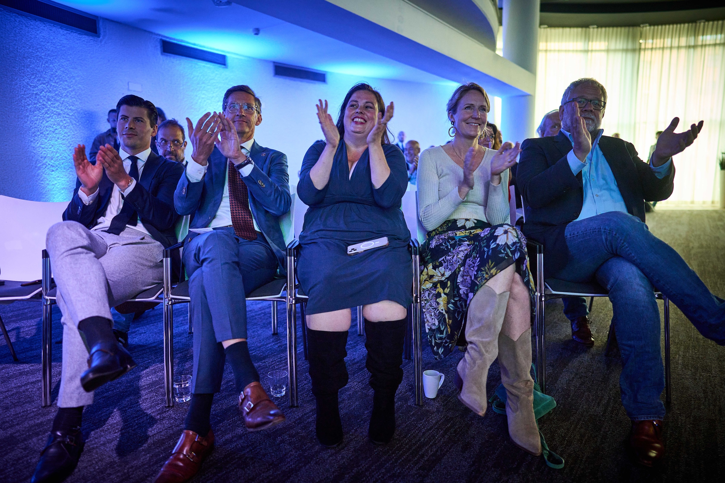 JA21-politici blijven lachen na leegloop: ‘We gaan gewoon op onze weg ...