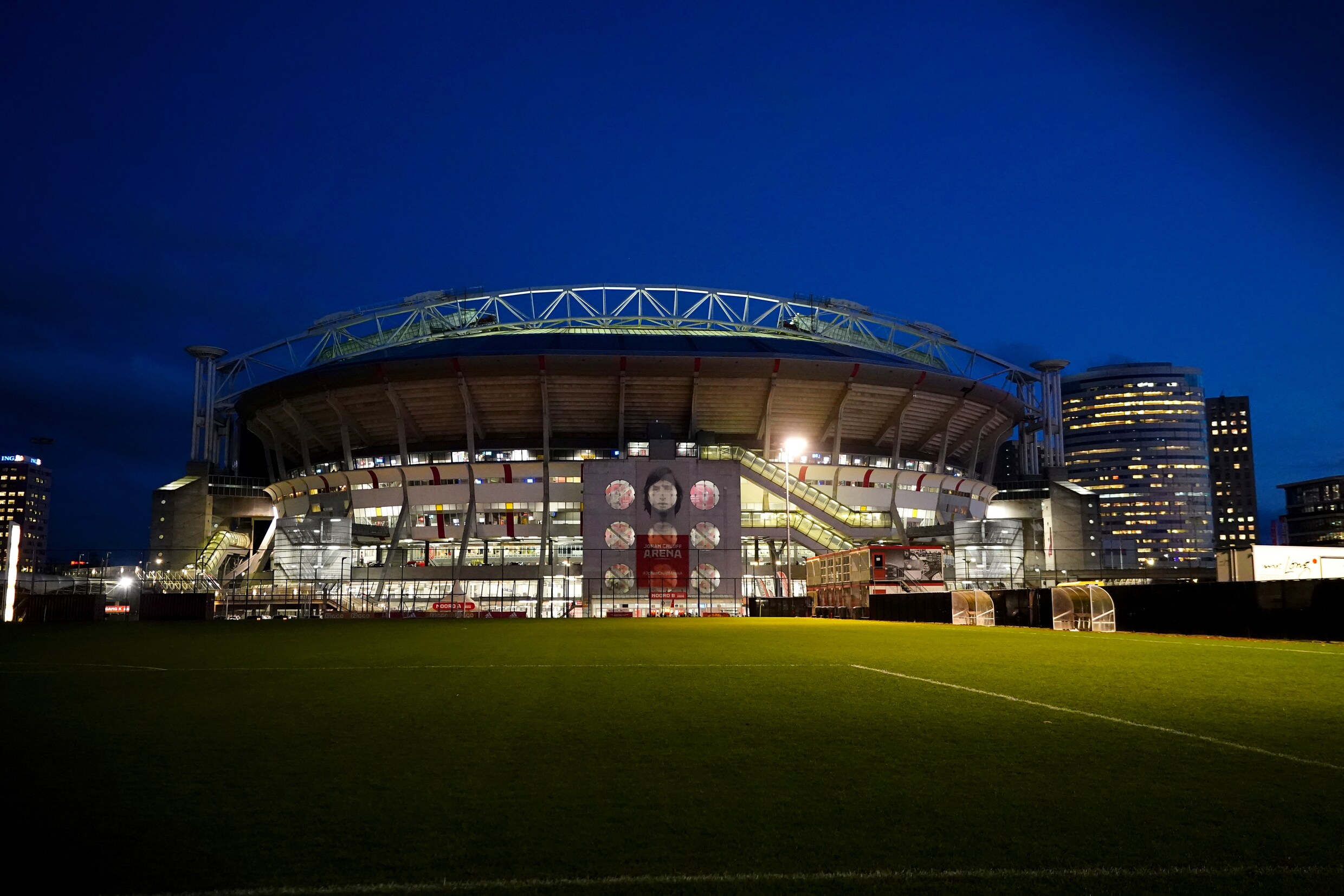 Ajax begint talentenprogramma voor oud-spelers met kantoorambities ...