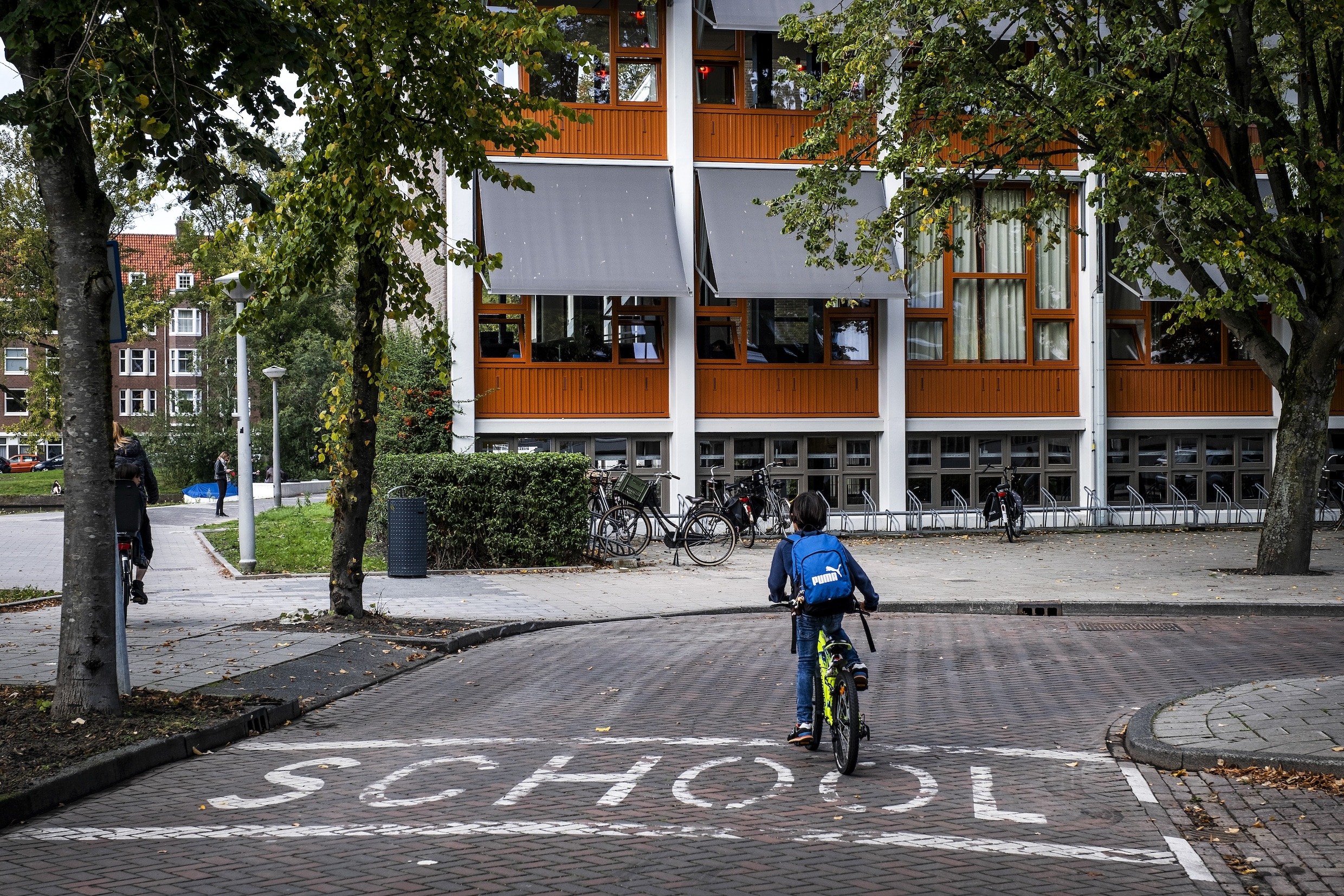 Wethouder wil Amsterdamse straten bij basisscholen autoluw maken in ...