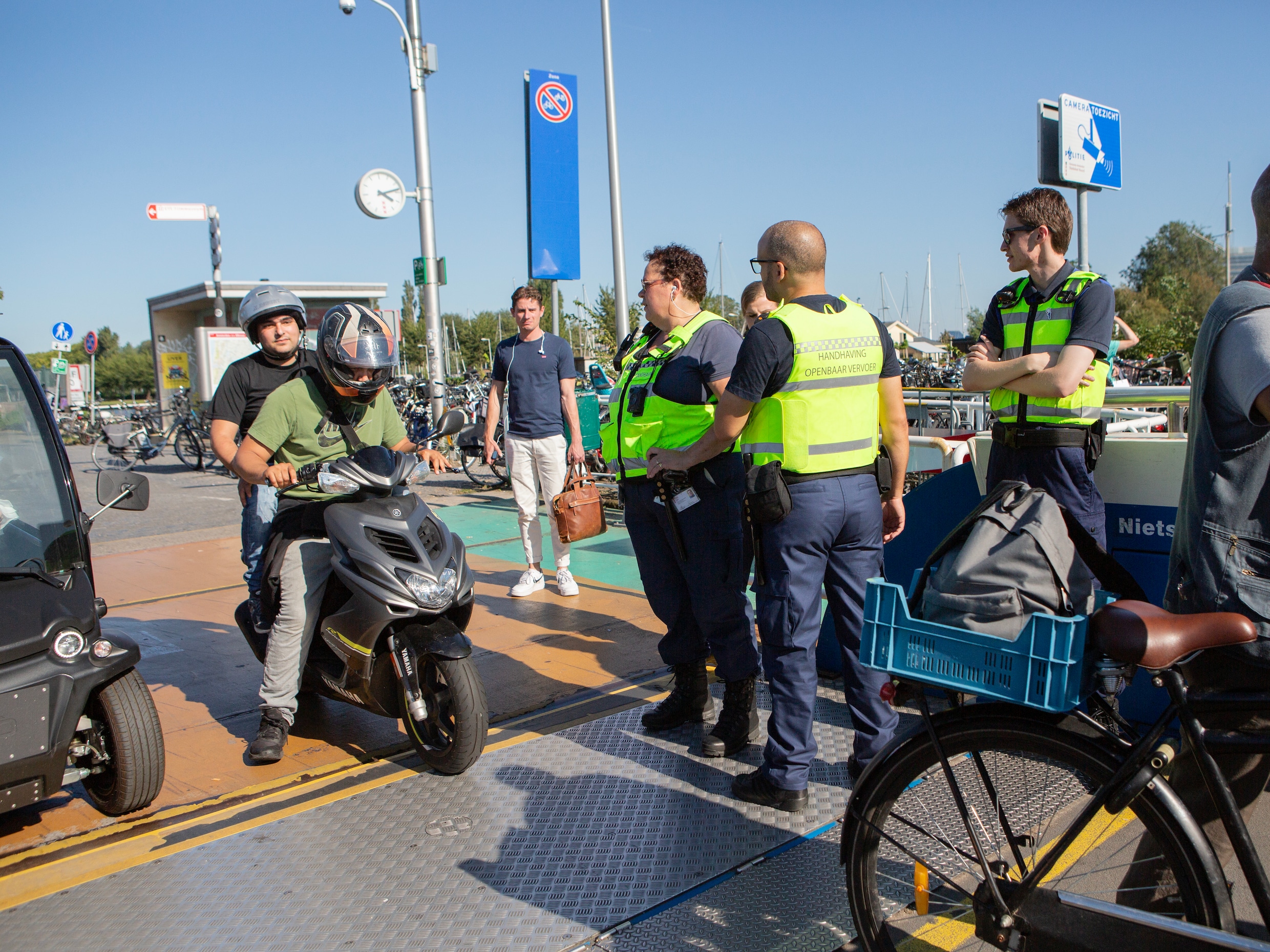 Met een stoet handhavers op de pont gedraagt iedereen zich voorbeeldig | Het Parool