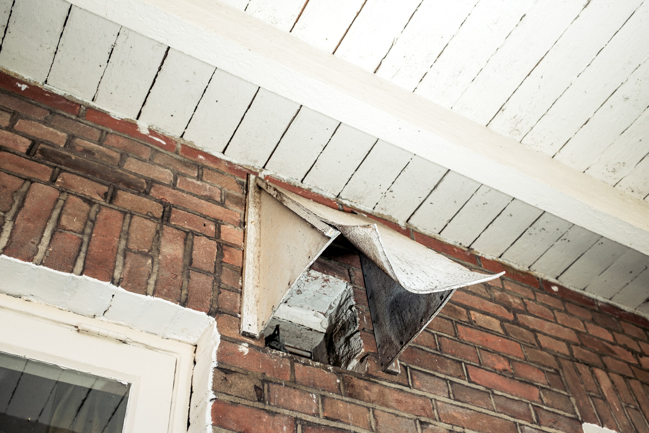 Schimmel, kapotte daken en asbest – makelaar Rappange weigert gebreken ...