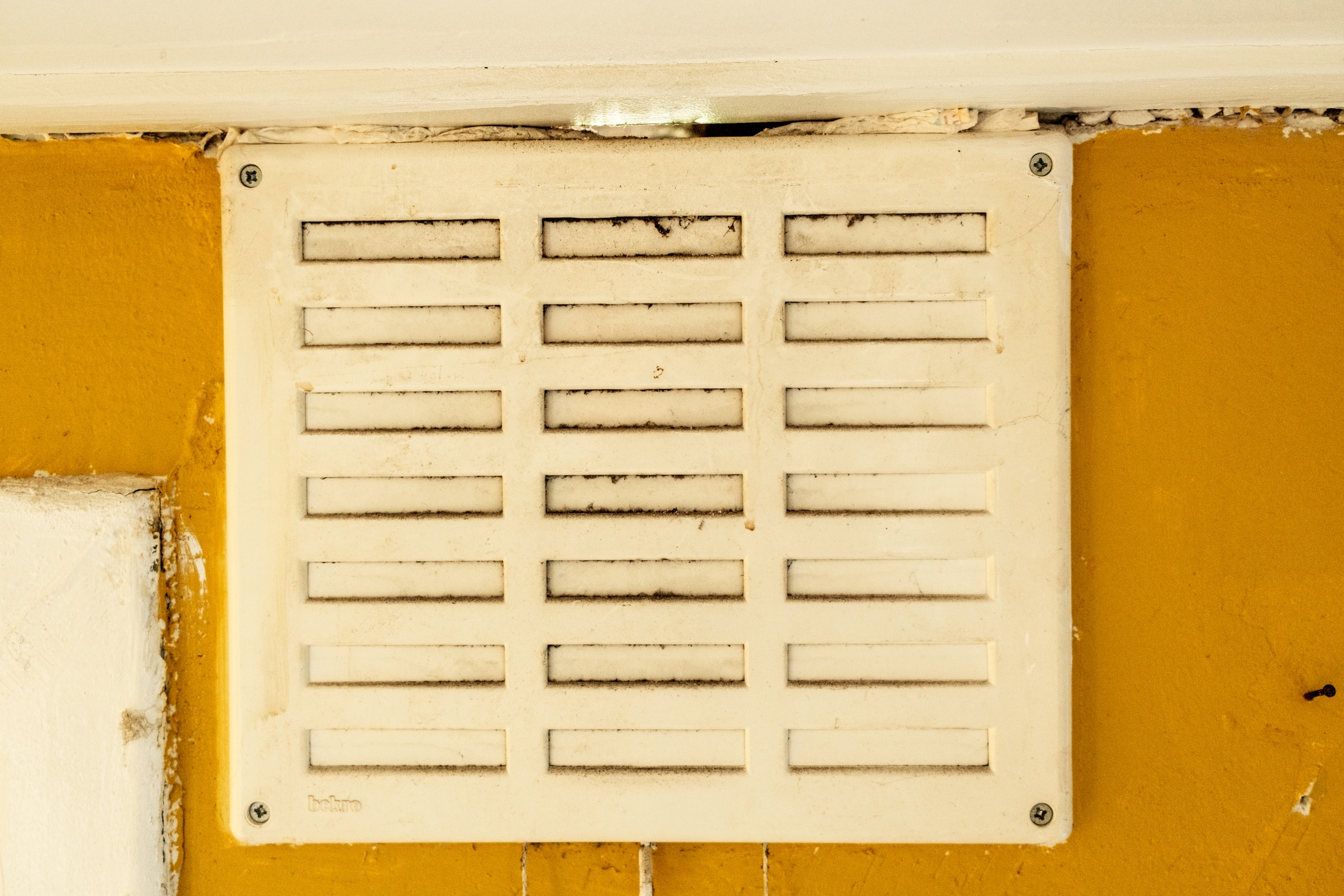 Schimmel, kapotte daken en asbest – makelaar Rappange weigert gebreken ...