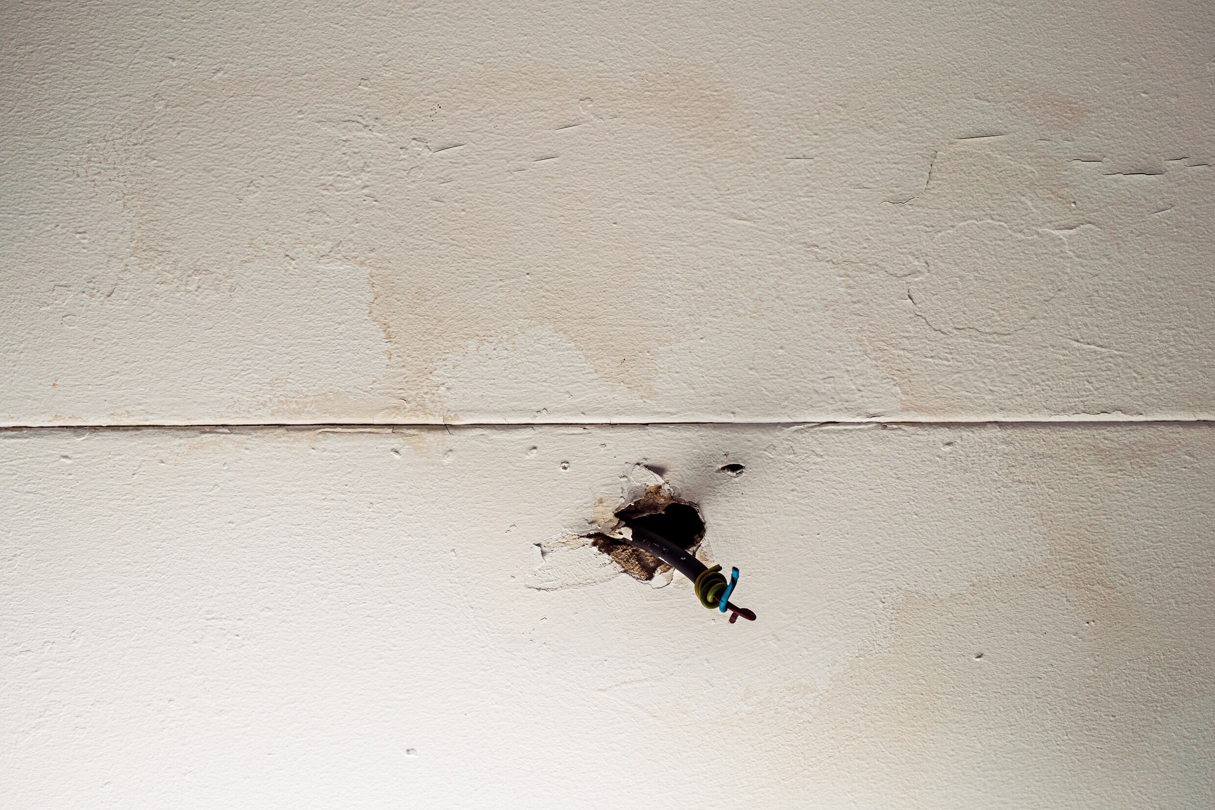 Schimmel, kapotte daken en asbest – makelaar Rappange weigert gebreken ...