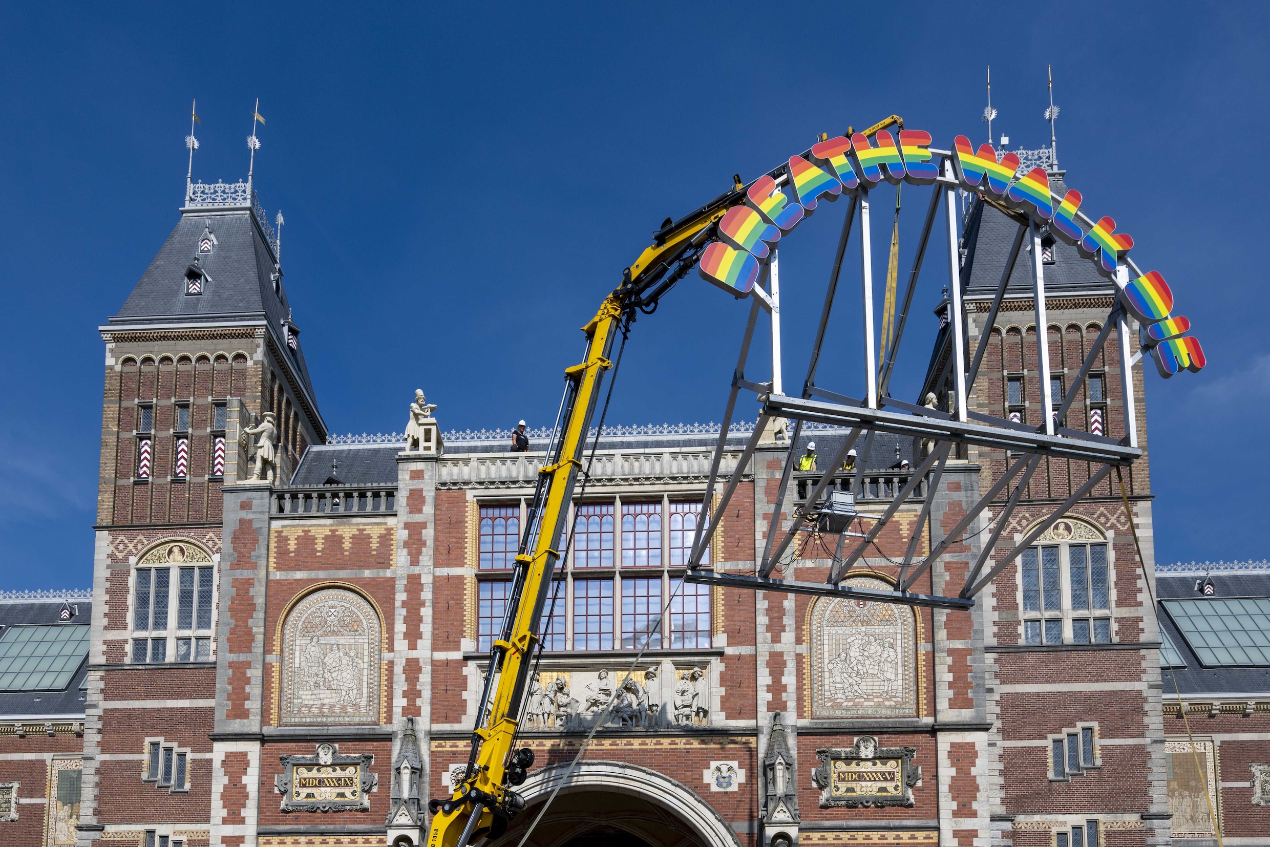 ADE trapt af met muziek van dj upsammy in de passage van het ...