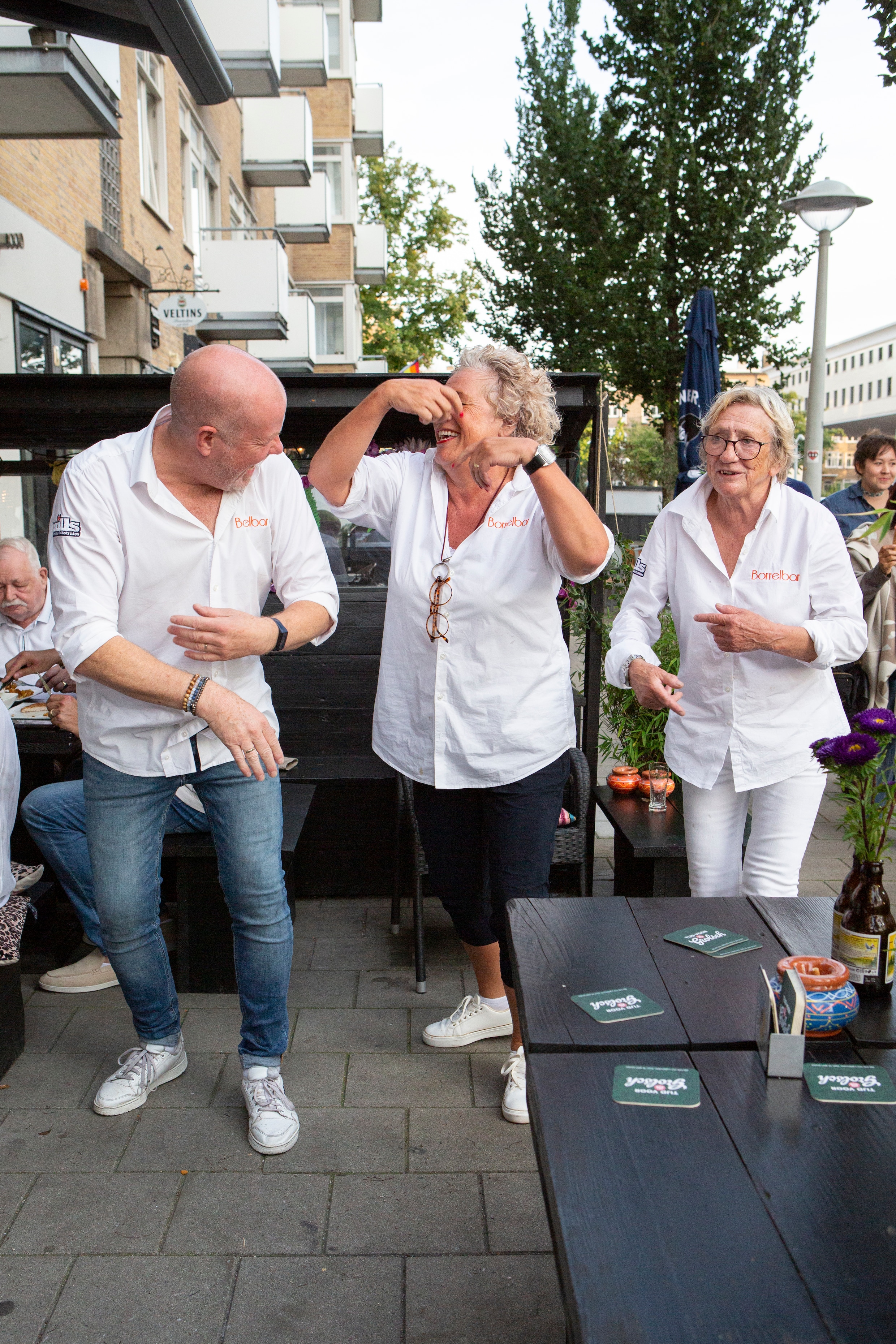 Tien jaar feest bij de Borrelbar: ‘We halen het ergste in elkaar naar ...