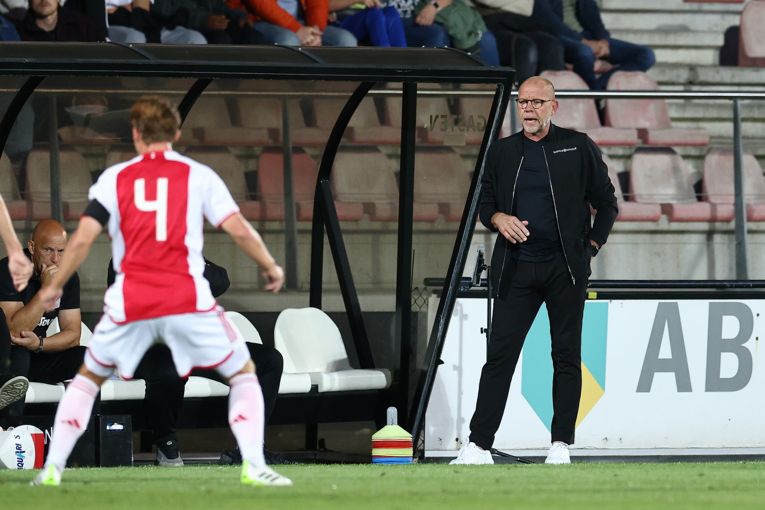 Het is wachten op de jeugd die doorbreekt naar het eerste van Ajax. De ...