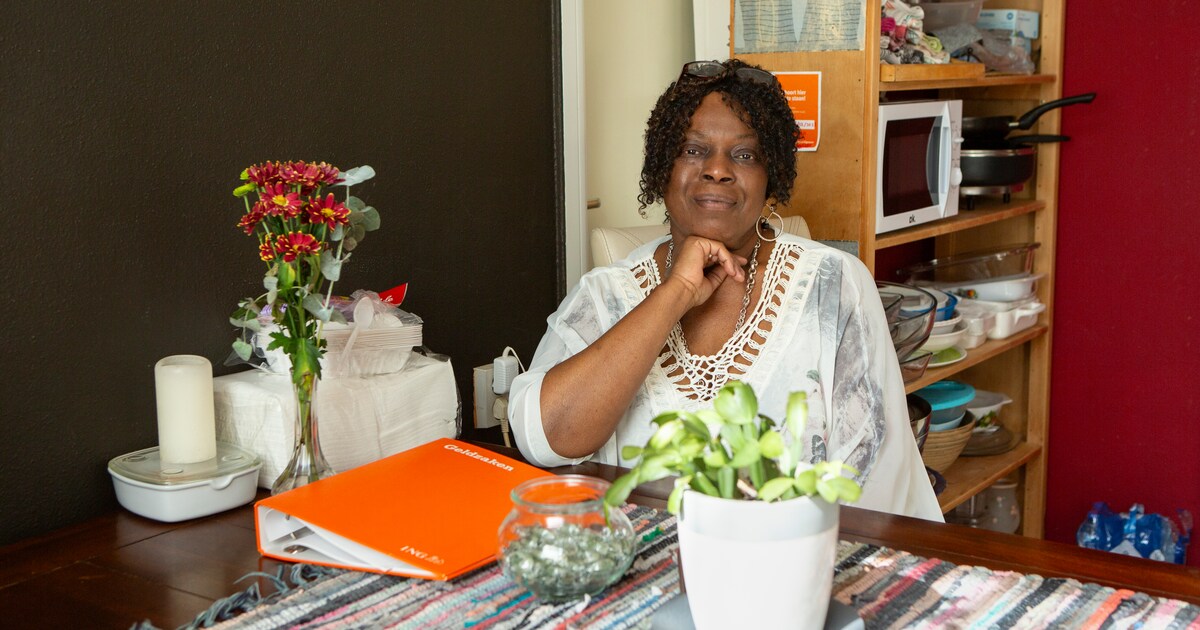 Finette Motman slaapt al twee jaar op de bank: ‘Bedden zijn zo duur ...