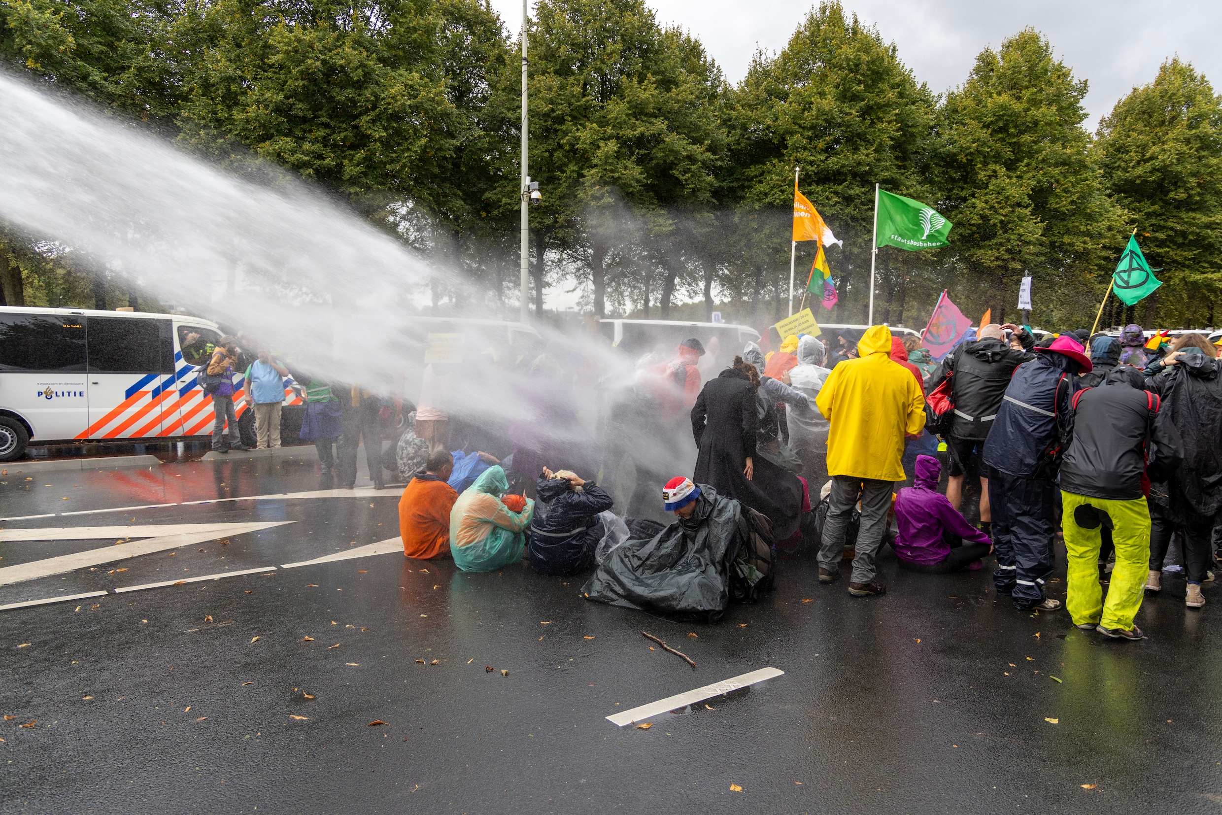 Extinction Rebellion spant kort geding aan om inzet waterkanon bij ...