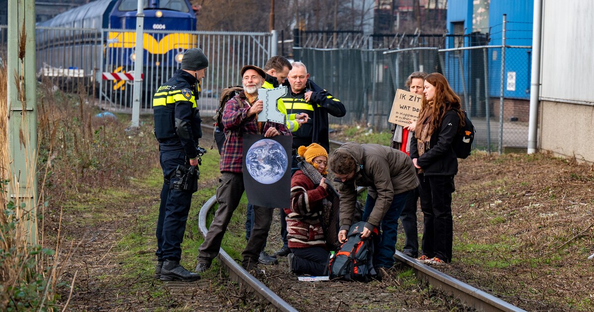 Actievoerders blokkeren regelmatig treinen vol kolen in de Amsterdamse ...