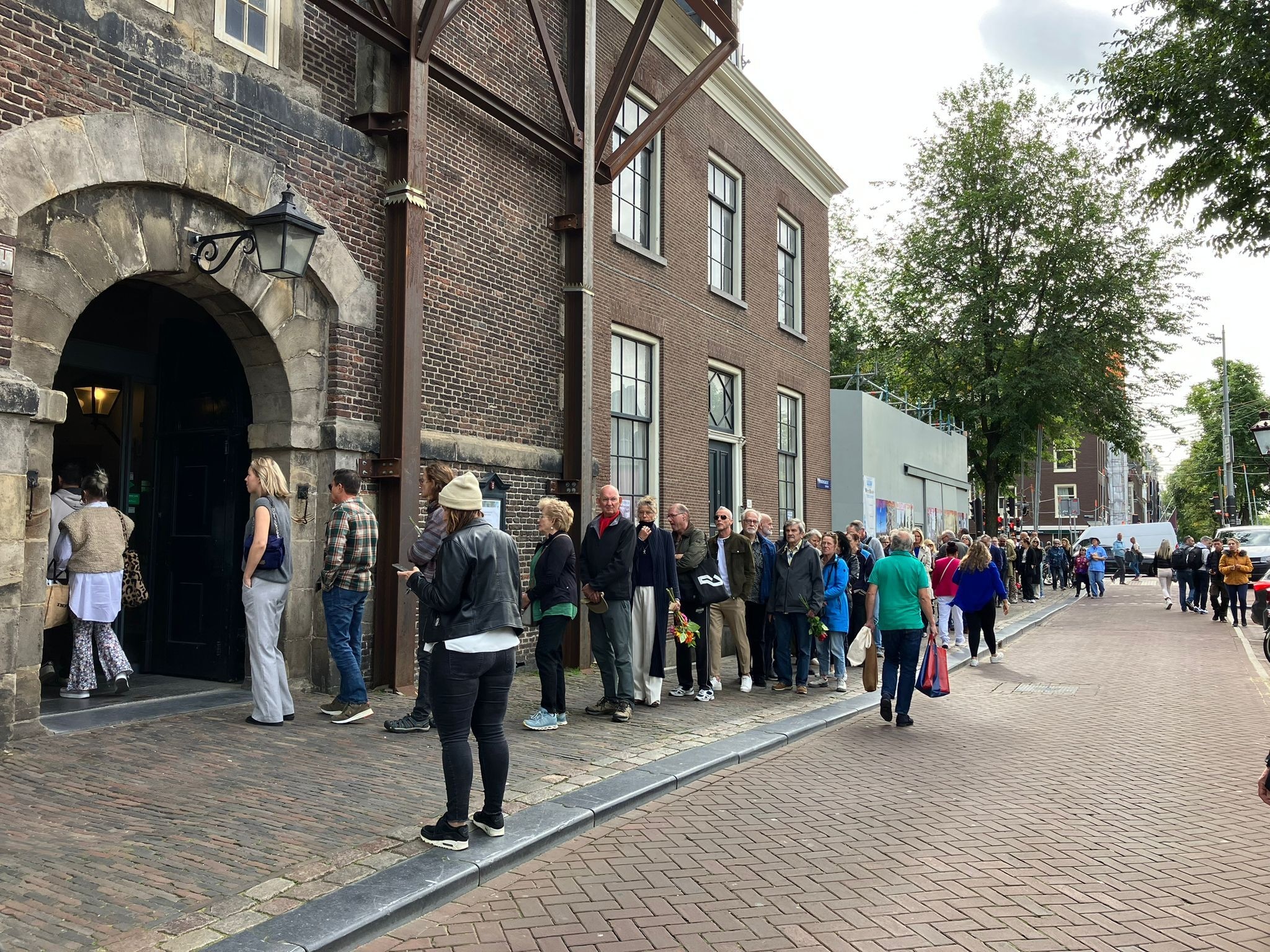 Laatste groet aan fotograaf Erwin Olaf in de Westerkerk: ‘Als persoon ...