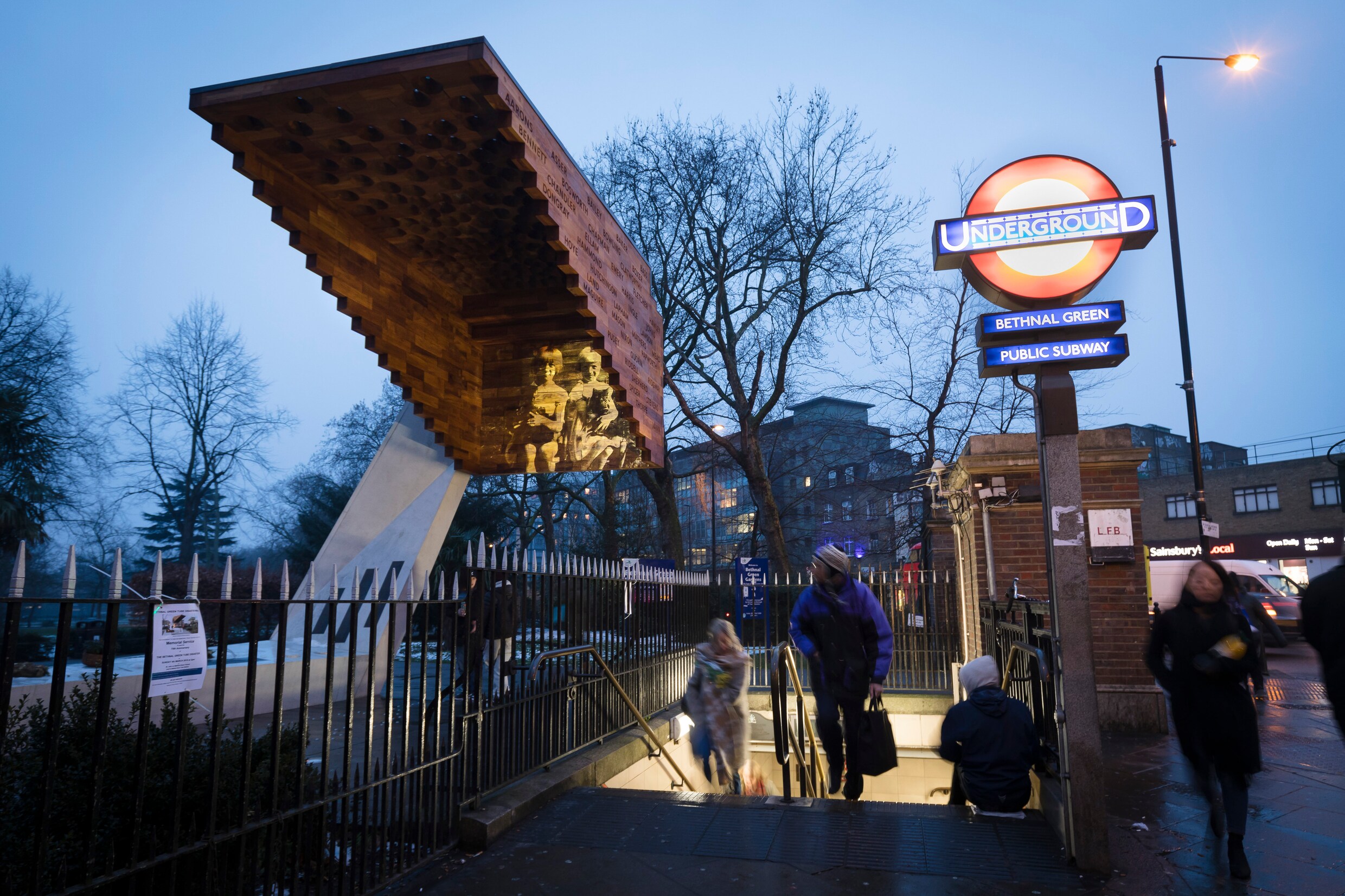 Recensie: hoe de oma van actrice Millie Bobby Brown in 1943 haar vader ...