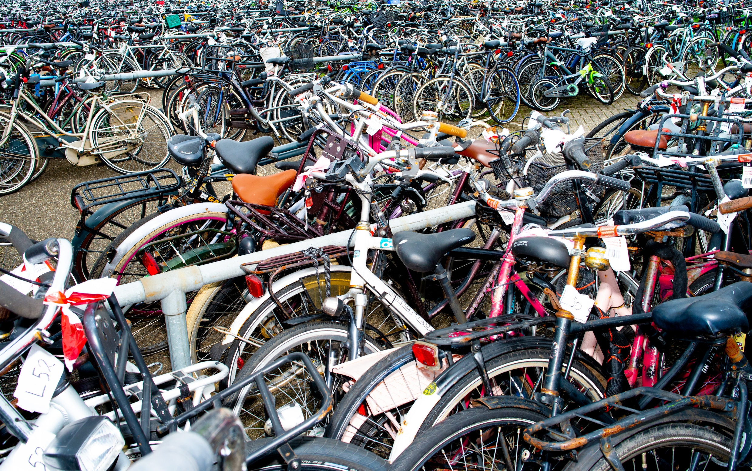 Amsterdam geeft 3250 opgeknapte fietsen uit het fietsdepot weg | Het Parool