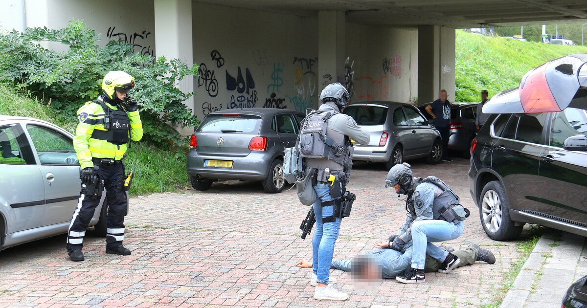 Schutter Rotterdam, verdacht van drie moorden en twee brandstichtingen, blijft twee weken langer ...
