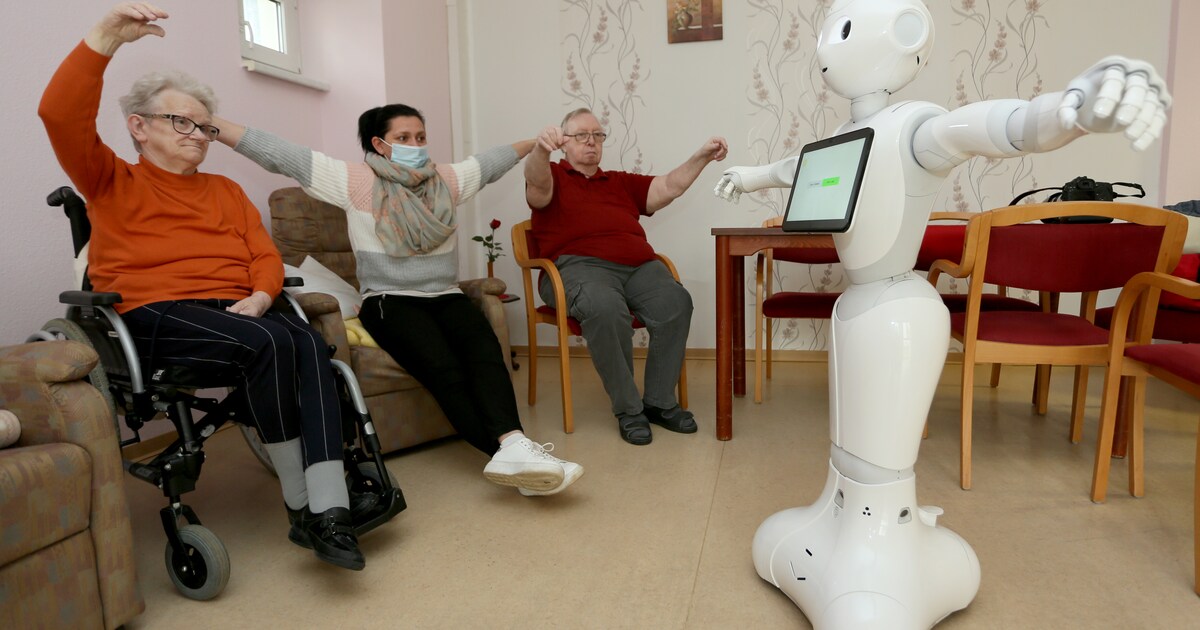 Opinie: ‘Zorgrobots kunnen goed werken tegen eenzaamheid’ | Het Parool