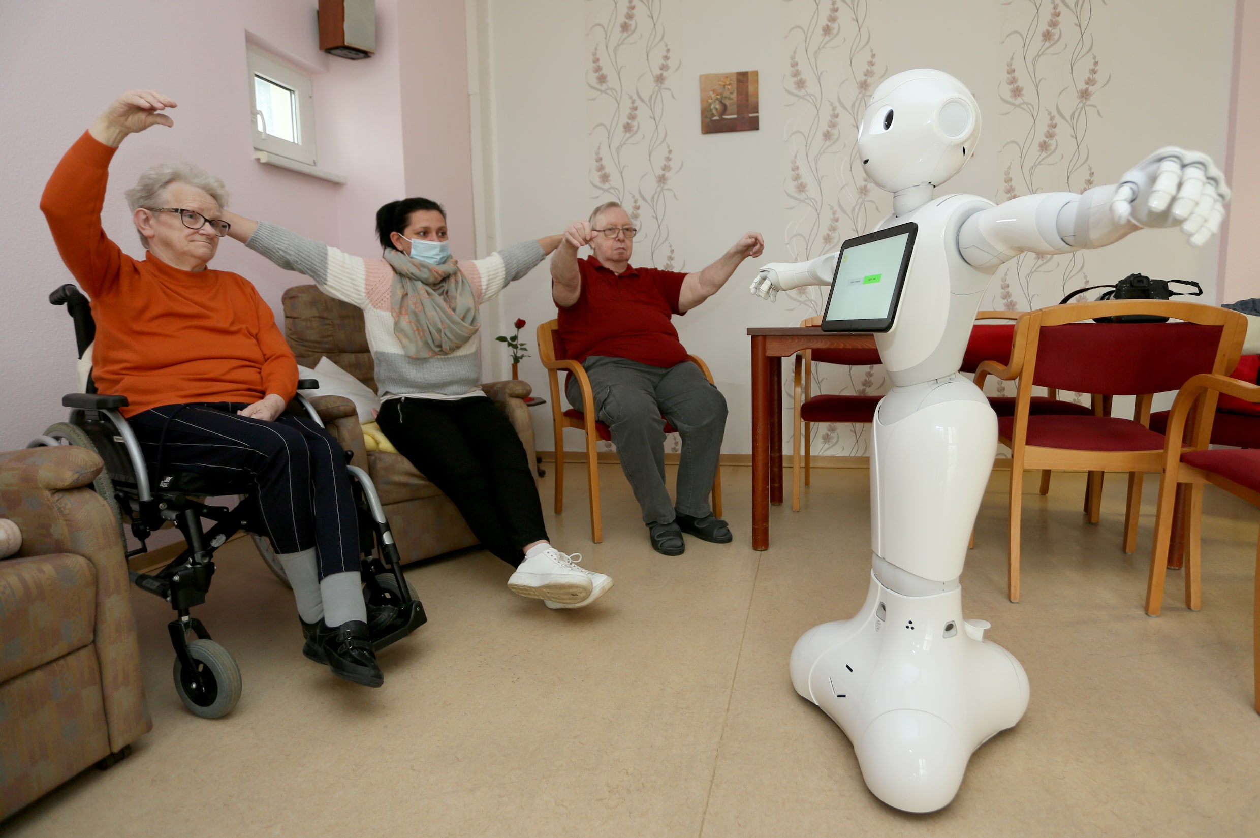 Opinie: ‘Zorgrobots kunnen goed werken tegen eenzaamheid’ | Het Parool