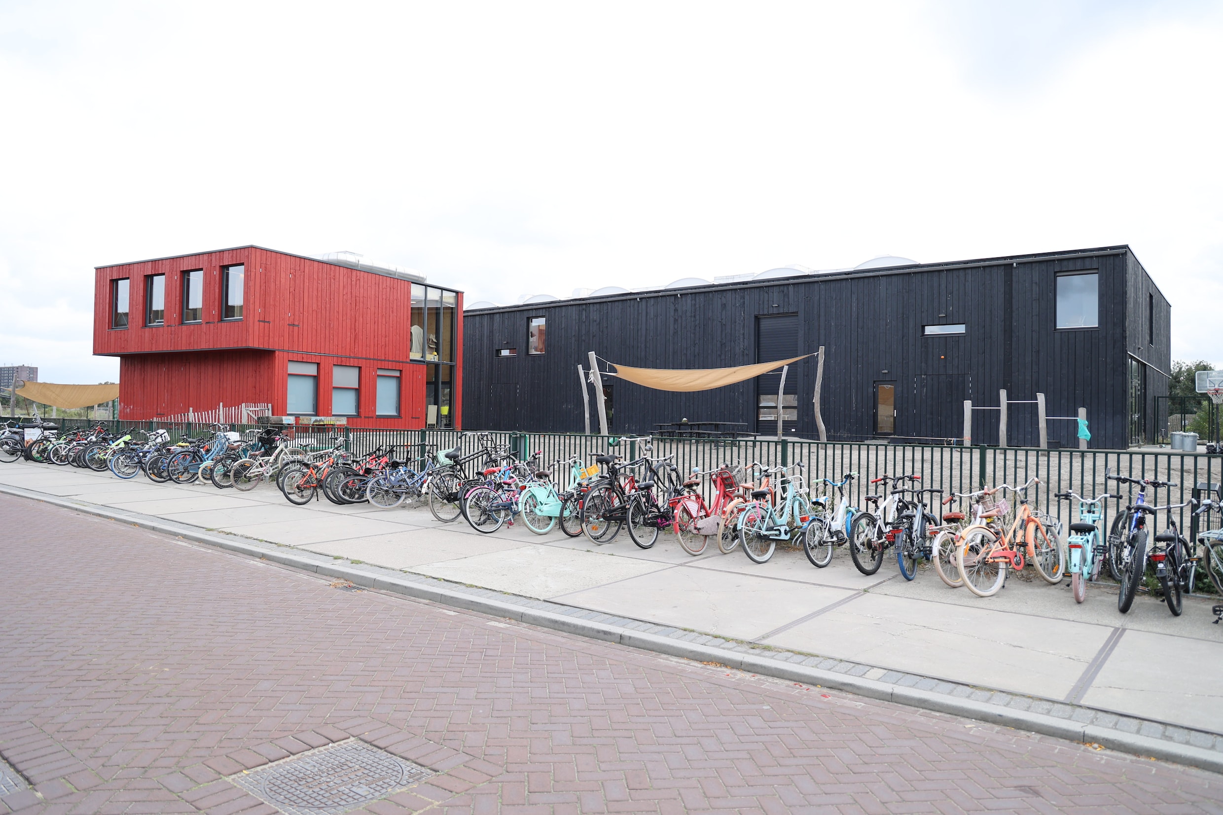 Ouders in verzet tegen sluiten basisschool Klein Amsterdam in Noord ...