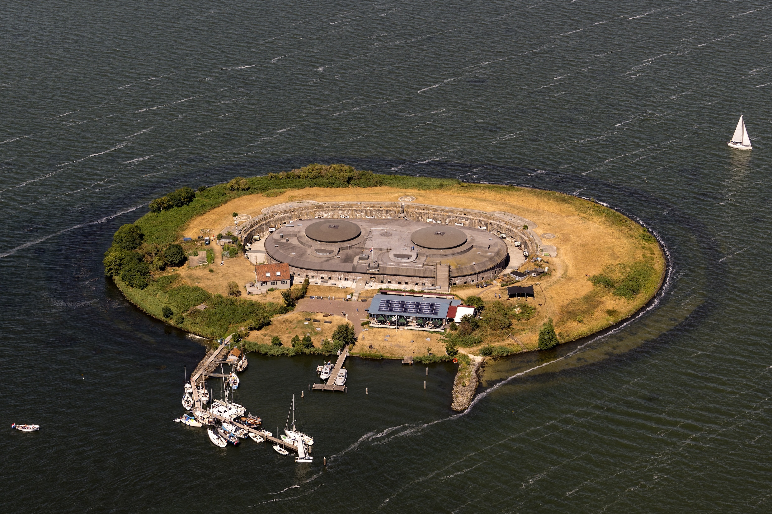 Forteiland Pampus krijgt twee windmolens, met masten van 15 meter hoog ...