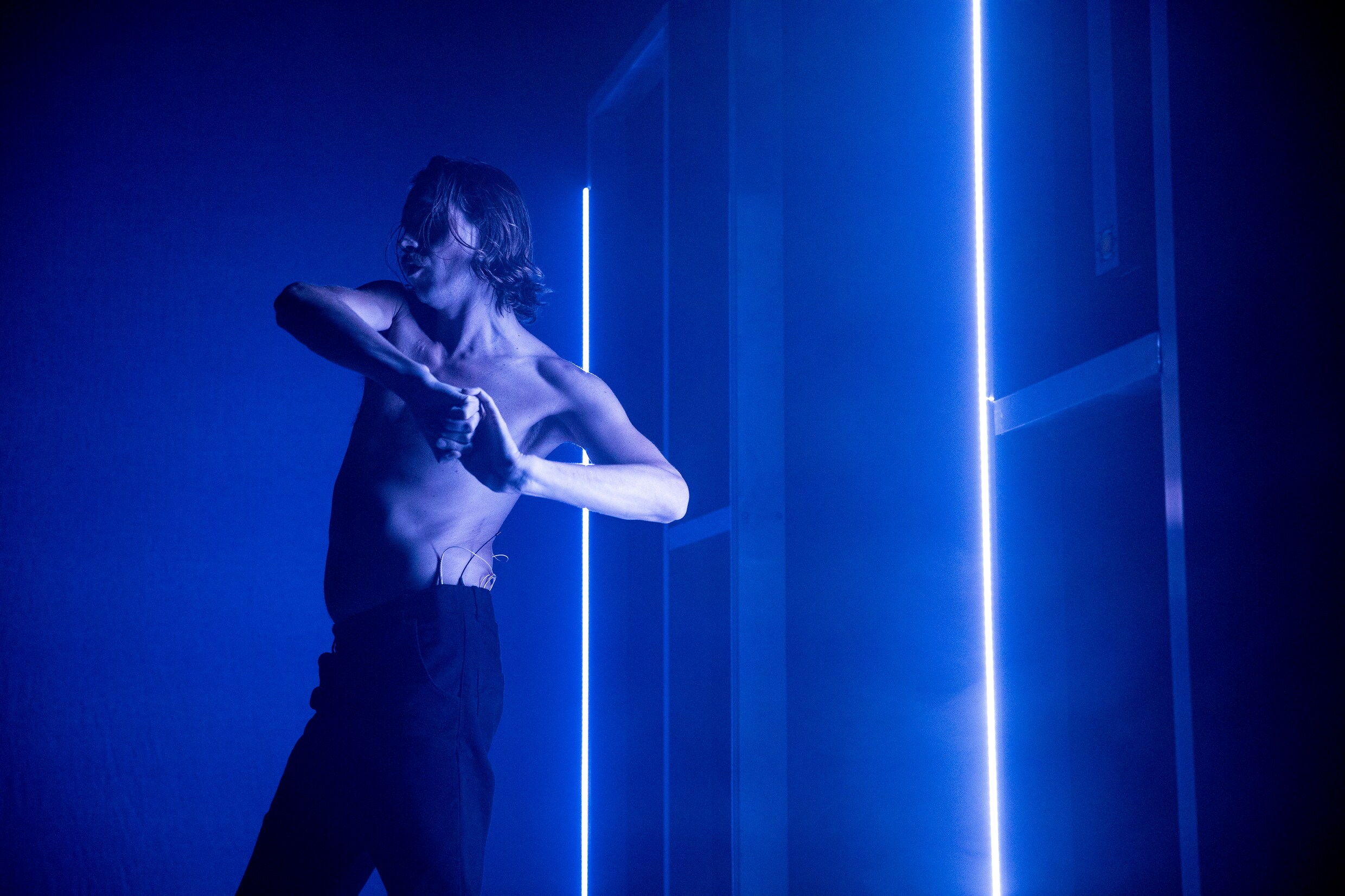 Recensie Vast: Duizelingwekkende monoloog laat toeschouwers verzuipen ...