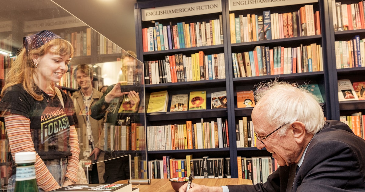 Fans laten nieuwe boek van senator Bernie Sanders signeren: ‘I am very ...