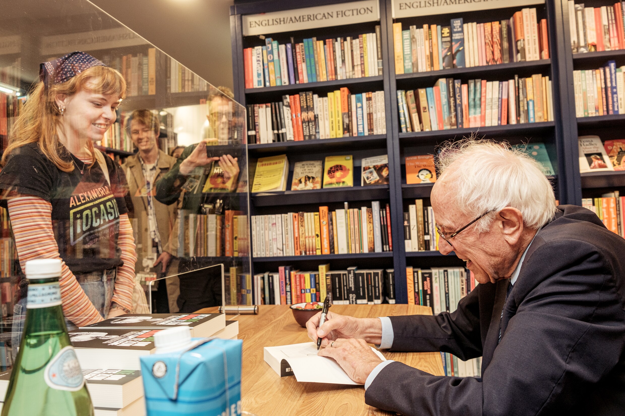 Fans laten nieuwe boek van senator Bernie Sanders signeren: ‘I am very ...