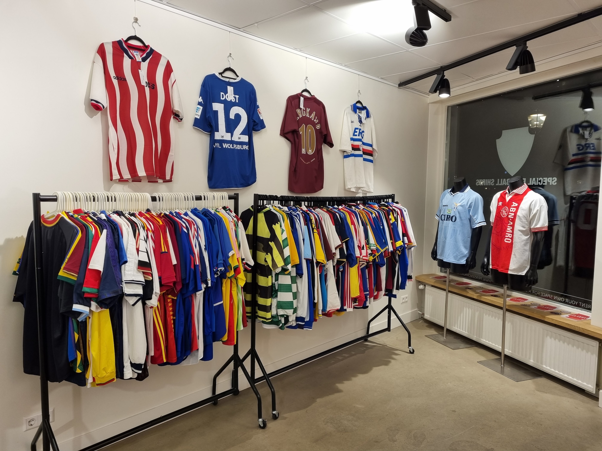 Deze fan verkoopt zo’n 500 klassieke voetbalshirts in een pop-up op de ... Deze fan verkoopt zo’n 500 klassieke voetbalshirts in een pop-up op de ...