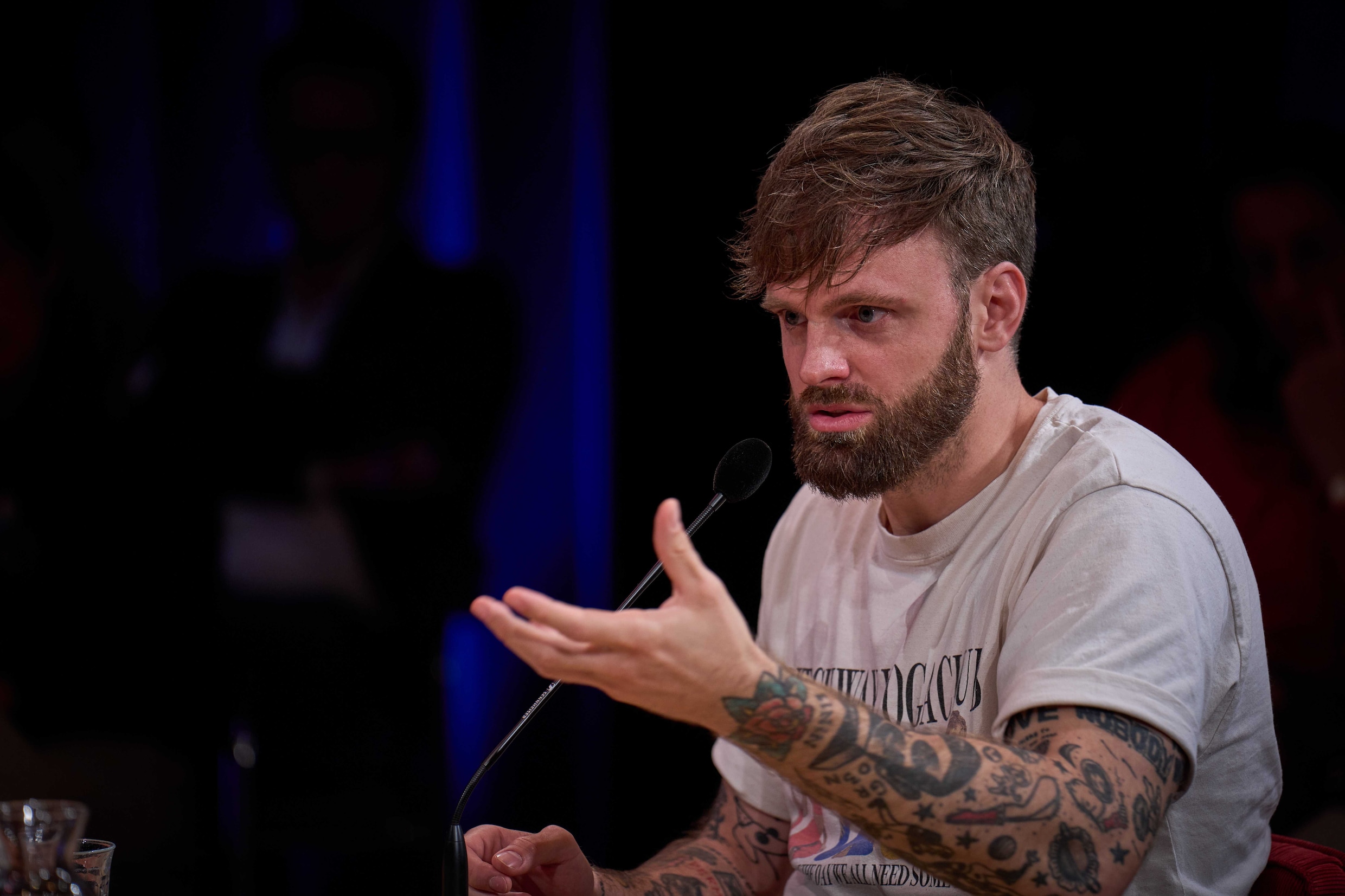 Boos-presentator Tim Hofman doet aangifte tegen man die hem wilde doden | Het Parool