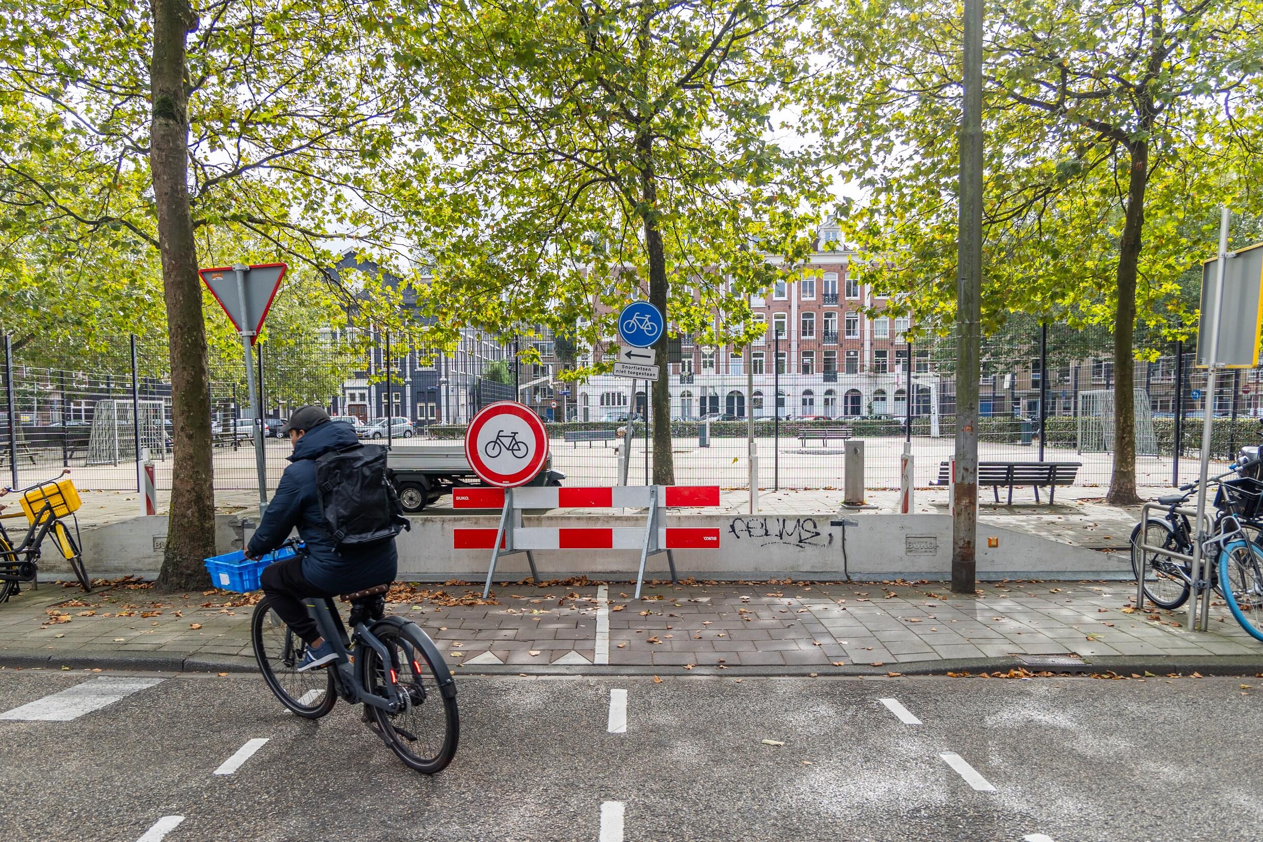 Staan deze betonblokken op de Ceintuurbaan om de fietser te pesten ...