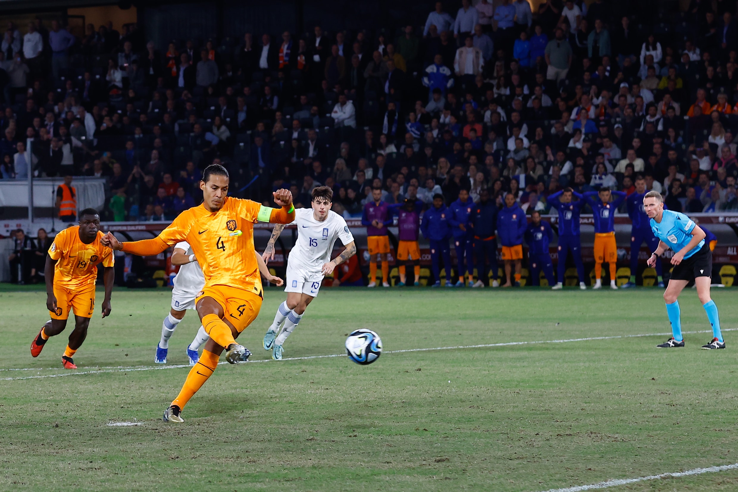 Virgil van Dijk toont zich de leider van Oranje tijdens meeslepende ...