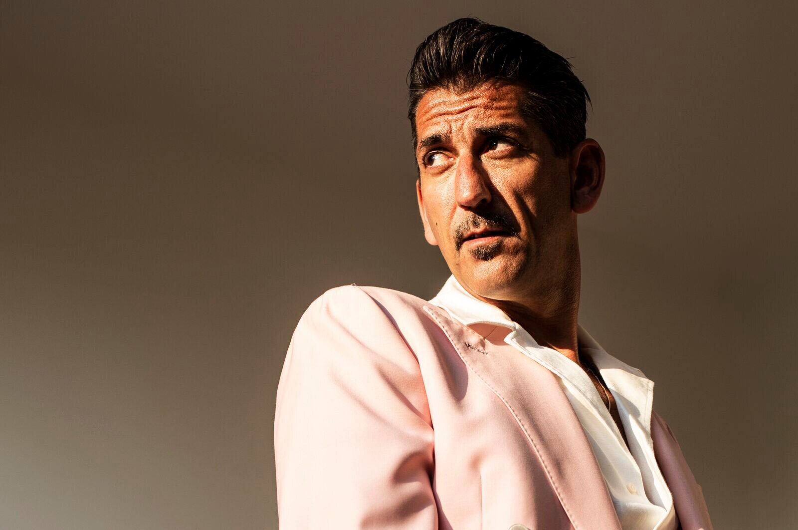 Recensie: Danny Vera zet zijn Elvisachtige snik optimaal in op het ...