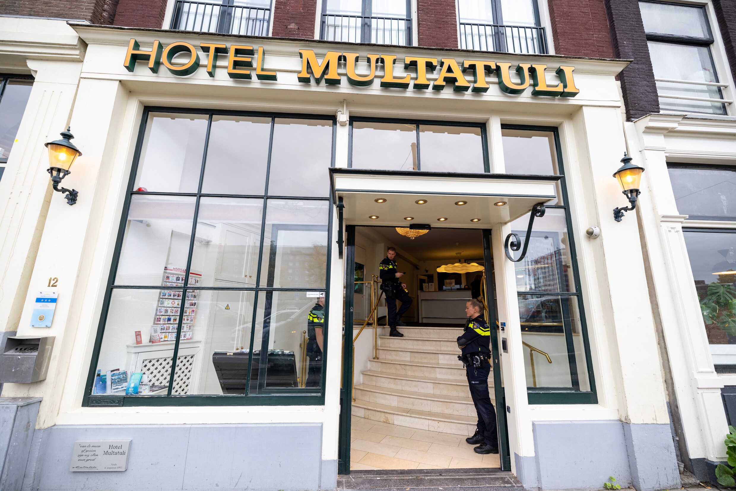 Vier agenten trekken tegelijk hun wapen: hoe de Amsterdamse politie de ...