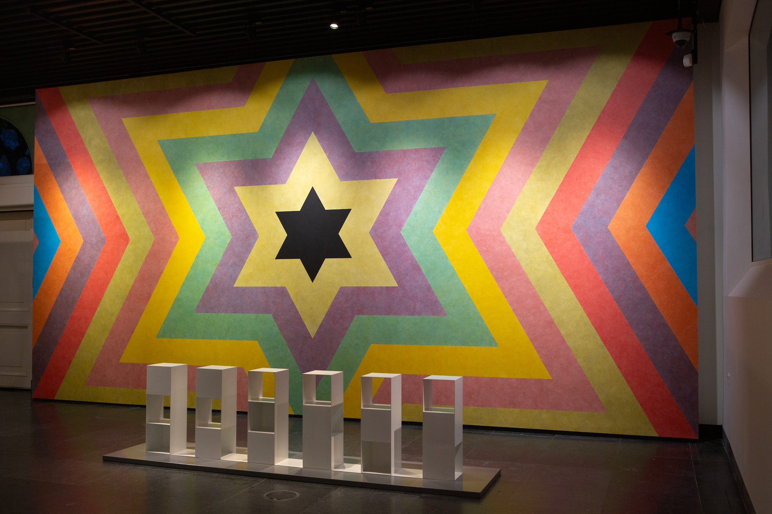 De wall drawings van Sol LeWitt zijn in Amsterdam aangebracht door 16 ...