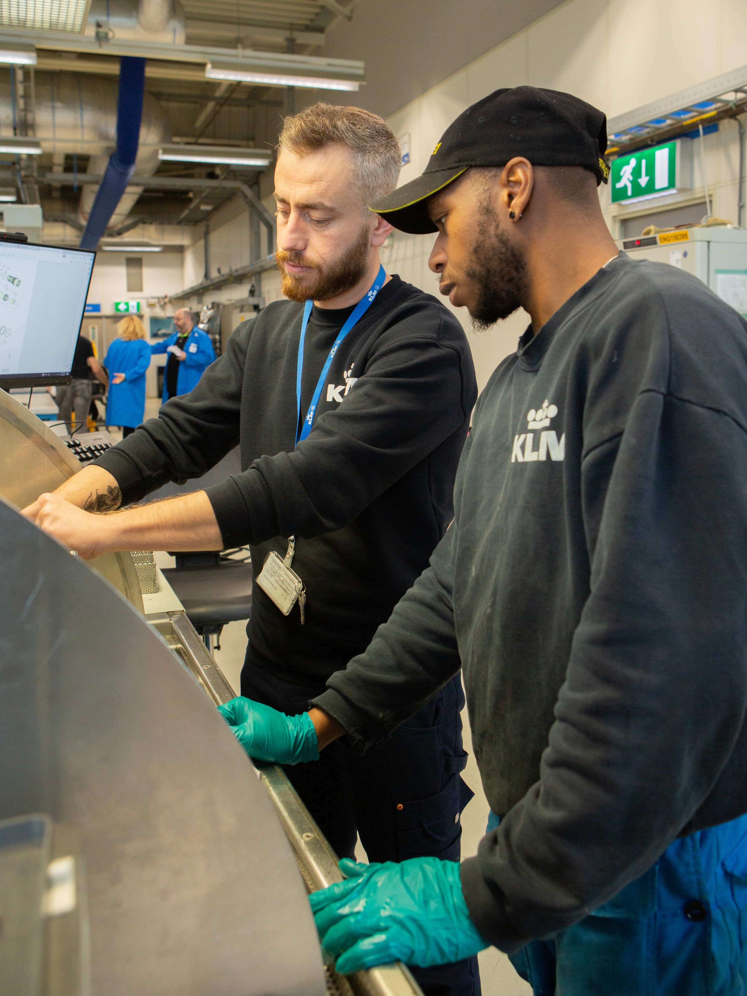 Vluchtelingen helpen KLM om vliegtuigen in de lucht te houden ...