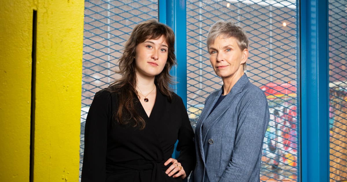 Julia (26) en haar moeder Anita Witzier (62): ‘Het was belangrijk om ...