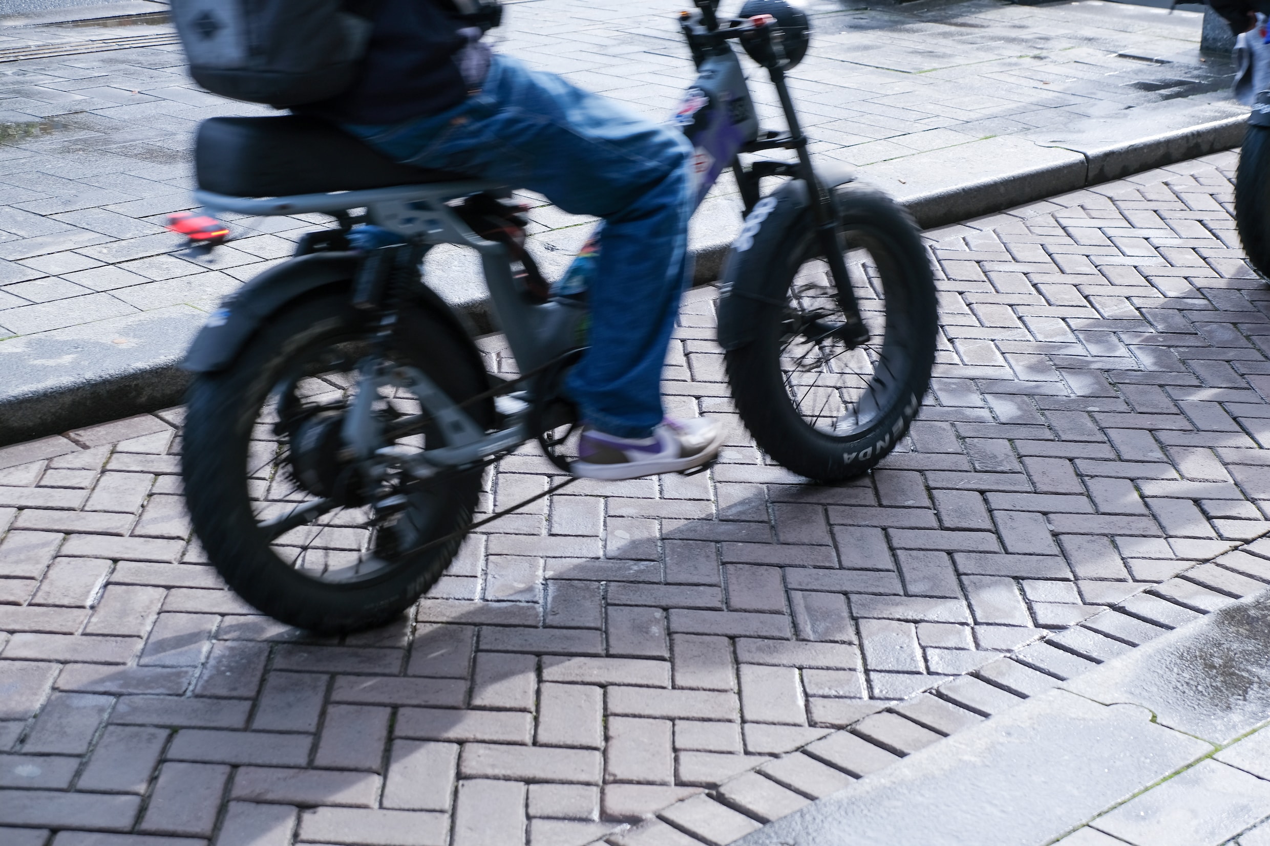 Gemeenten sturen brandbrief naar minister: regel snel leeftijdsgrens voor fatbikes | Het Parool