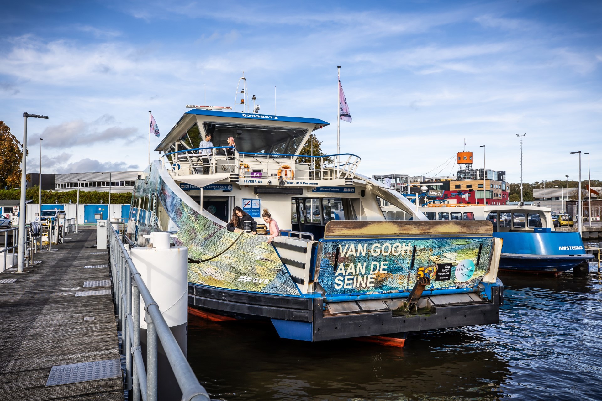 Tijdens Amsterdam Ferry Festival is de NDSM-pont een drijvend ...