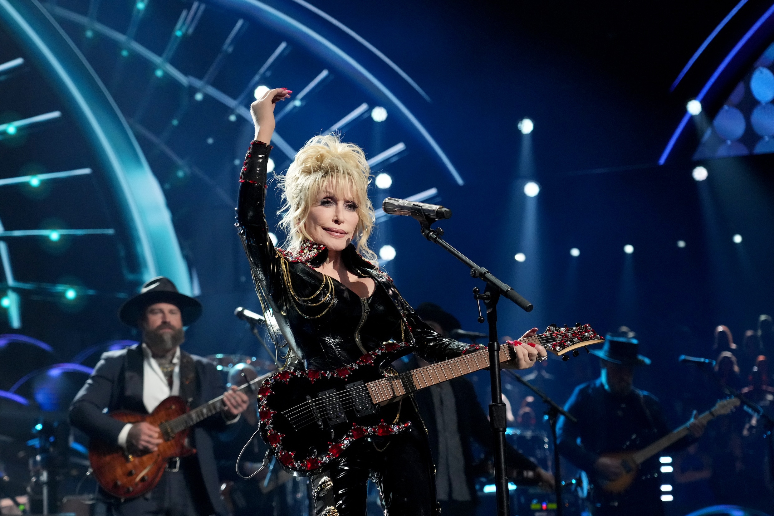 Dolly Parton maakt op haar 77ste haar eerste rockplaat: ‘Ik zal mijn ...