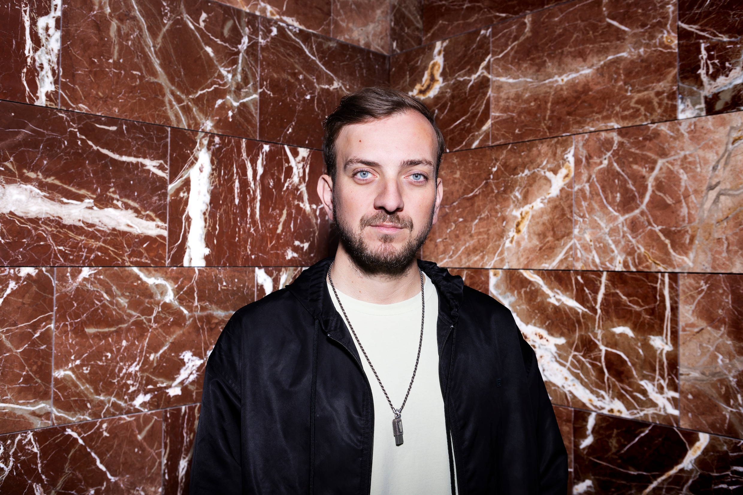 Amsterdamse dj Colyn toont in serie dat het toerende leven zwaar kan ...