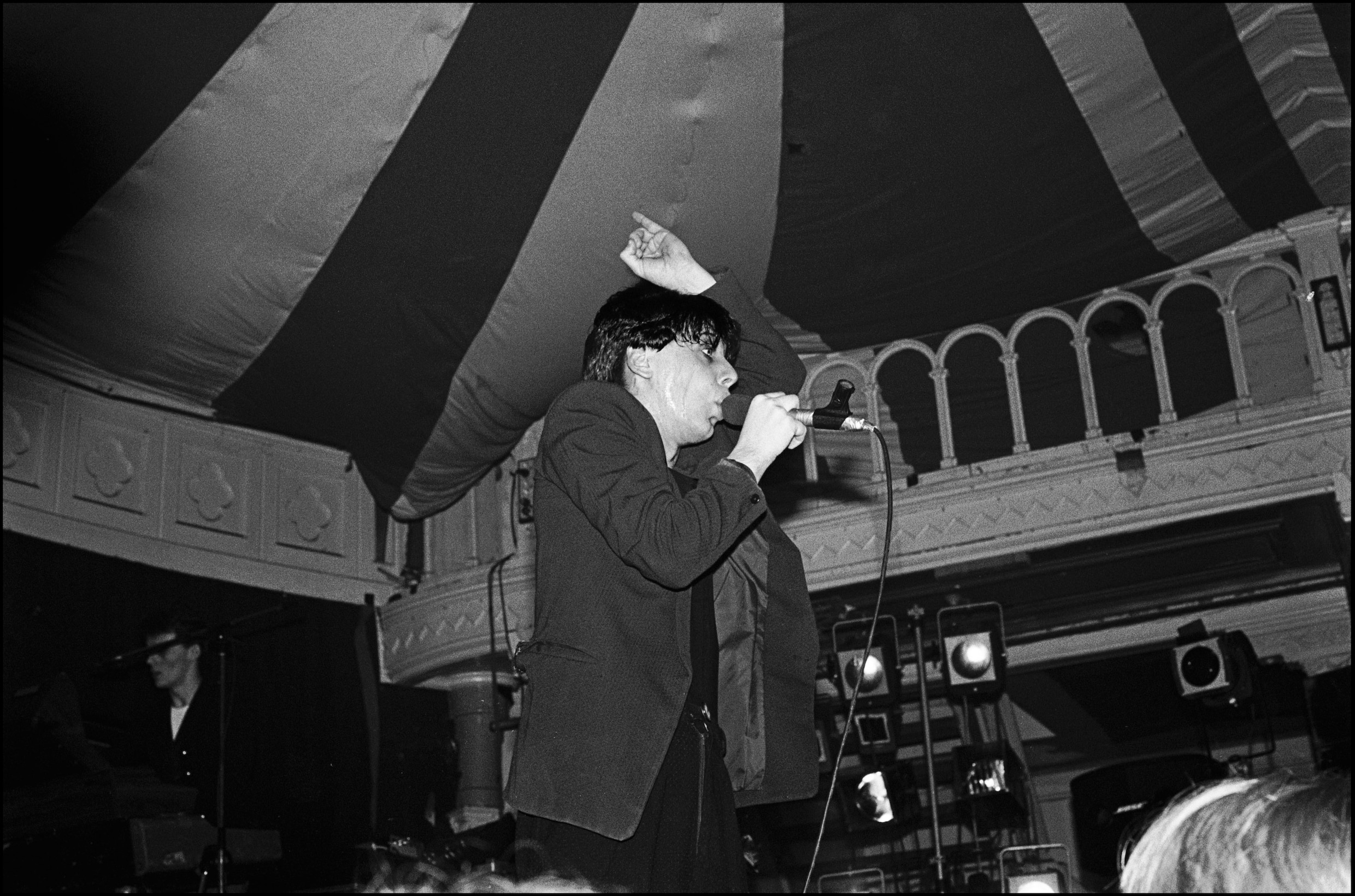 Maandagavond verandert Paradiso voor even in de ‘punktempel’ die het ...