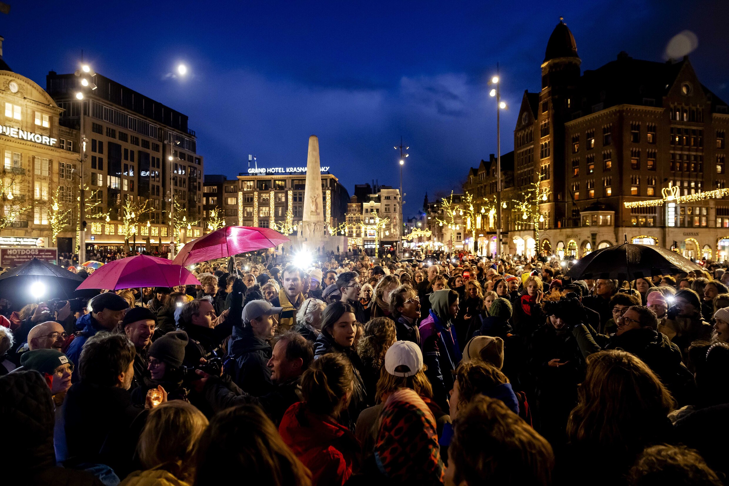 Honderden mensen op de Dam bij ‘Samenkomst voor solidariteit’ | Het Parool