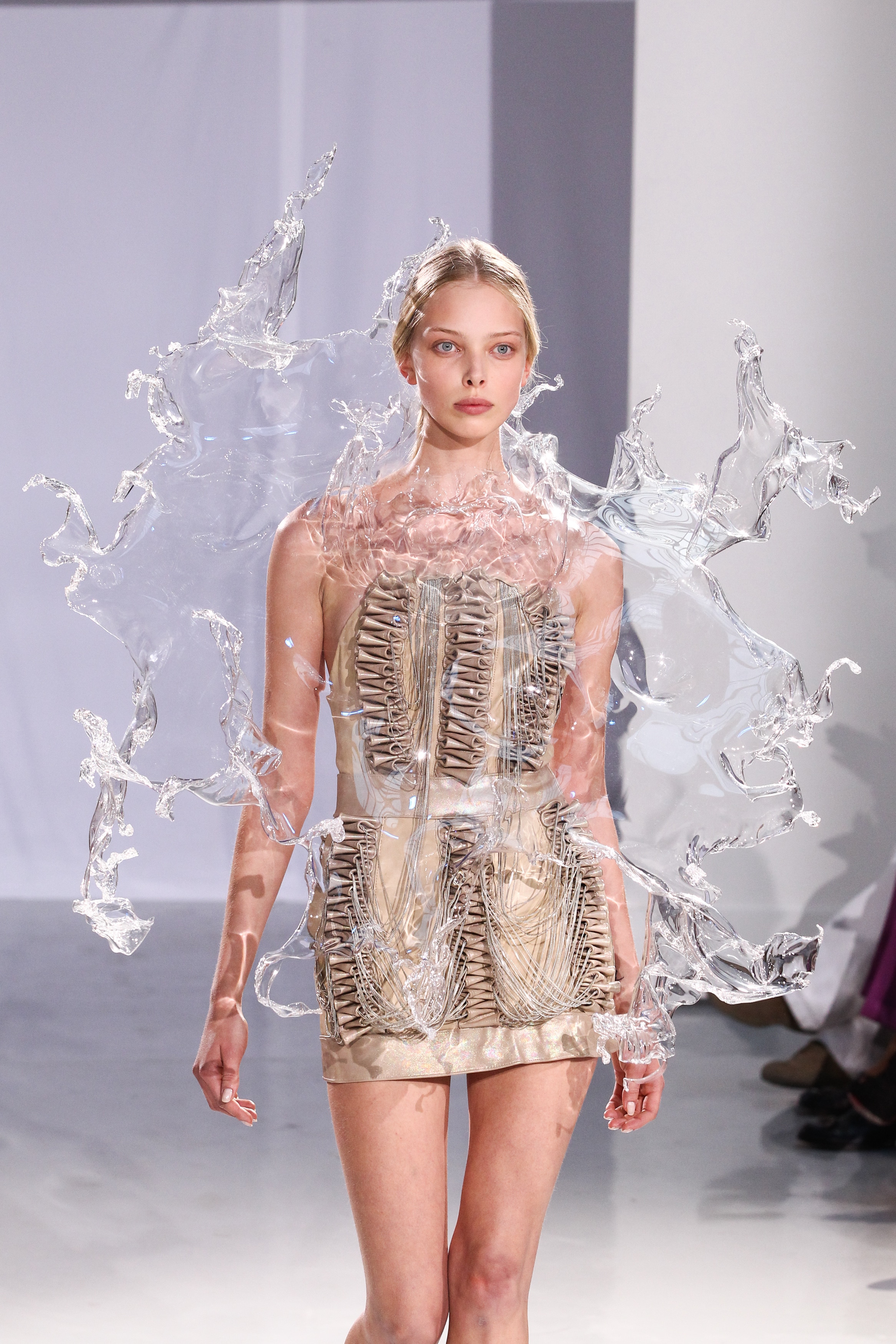 Solotentoonstelling Iris van Herpen opent in Parijs: wat maakt de ...